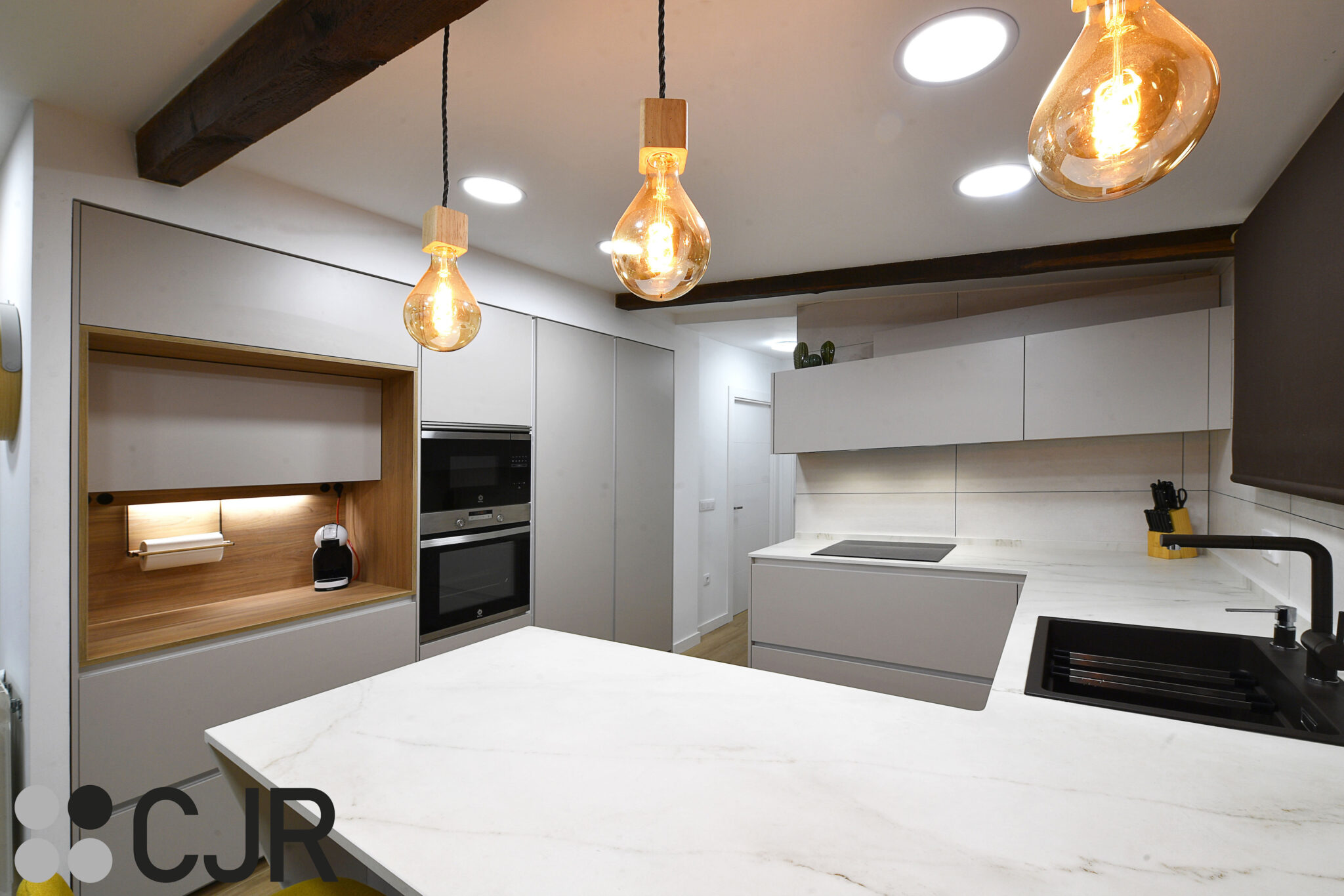 Cocina Moderna con Peninsula Cashmere CJR | Cocinas CJR Santos