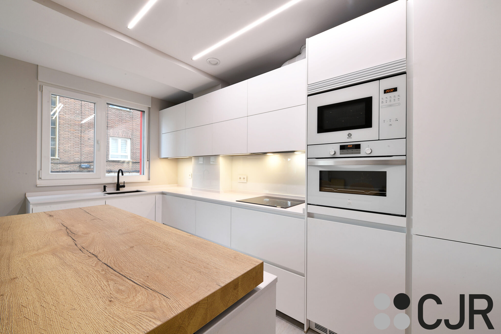 Cocinas blanco mate con isla y barra madera CJR | Cocinas CJR Santos