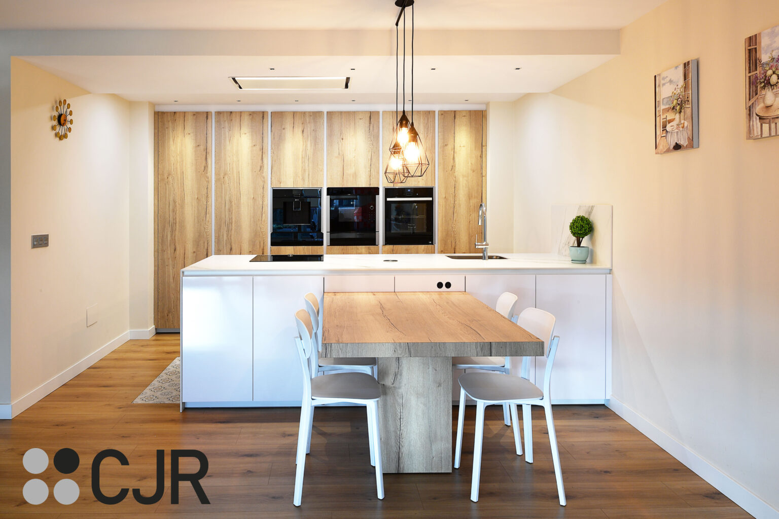 Cocina madera y blanca con peninsula CJR | Cocinas CJR Santos