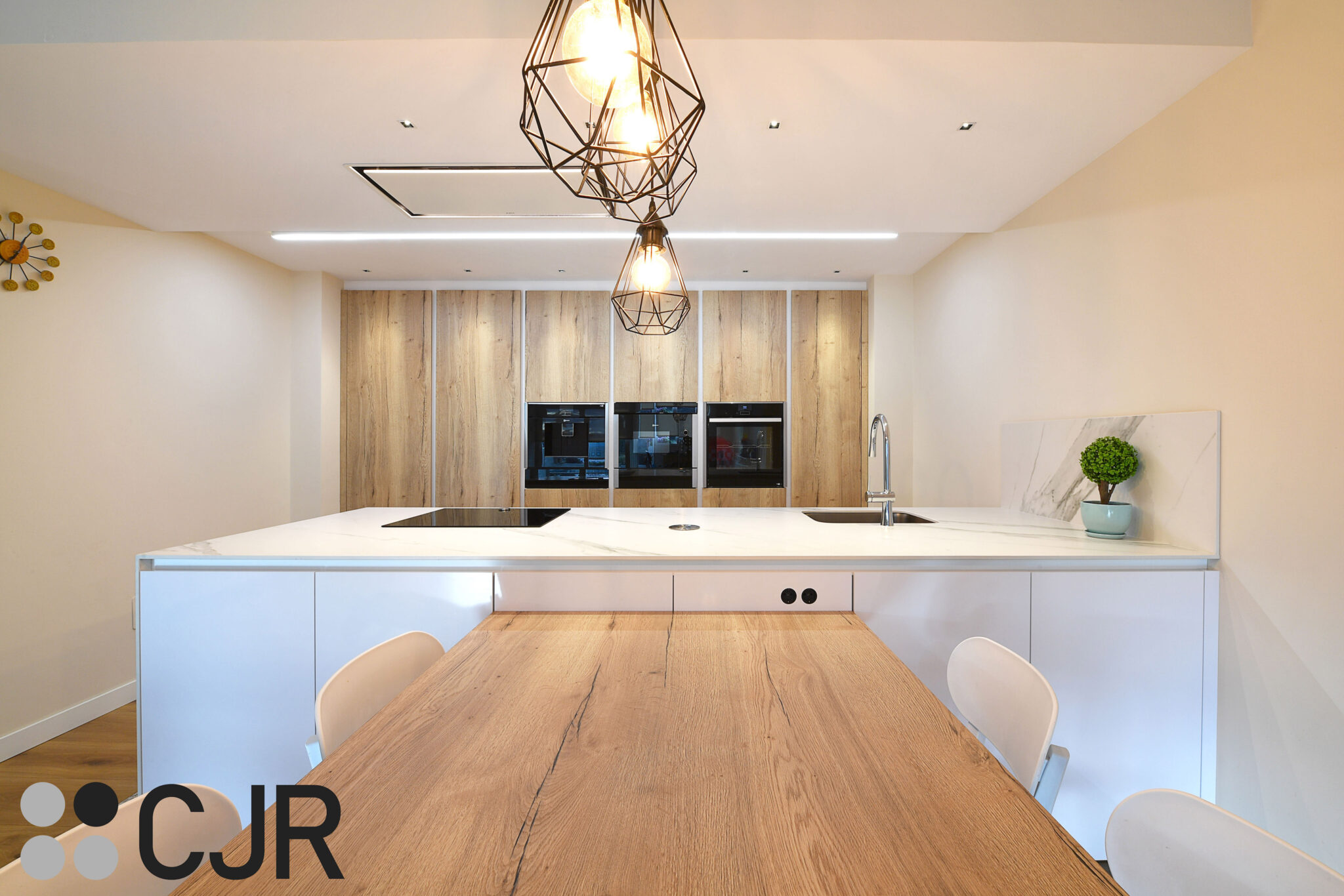 Cocina madera y blanca con peninsula CJR | Cocinas CJR Santos