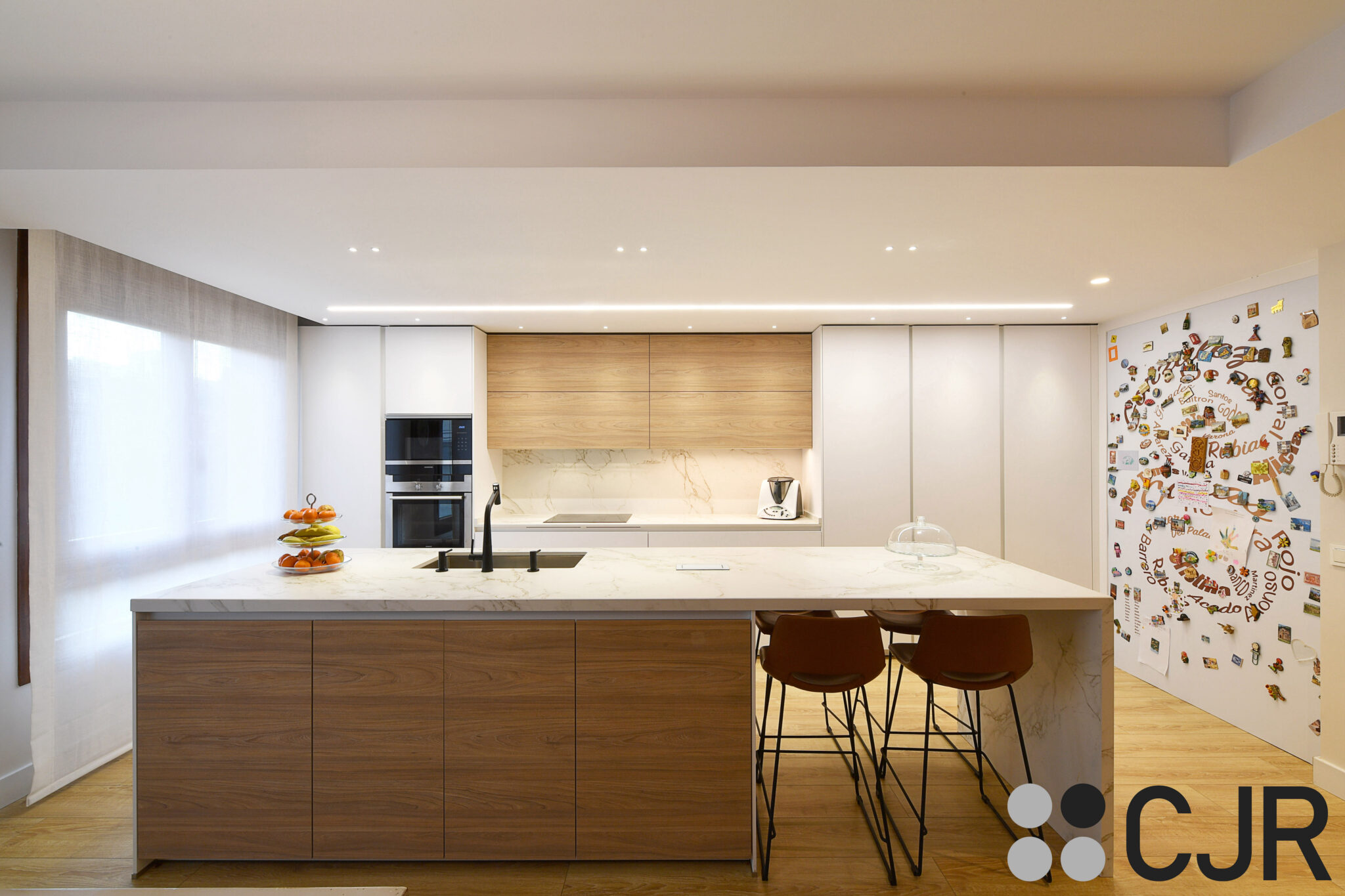 Cocina Moderna con Isla Blanca y Madera CJR | Cocinas CJR Santos