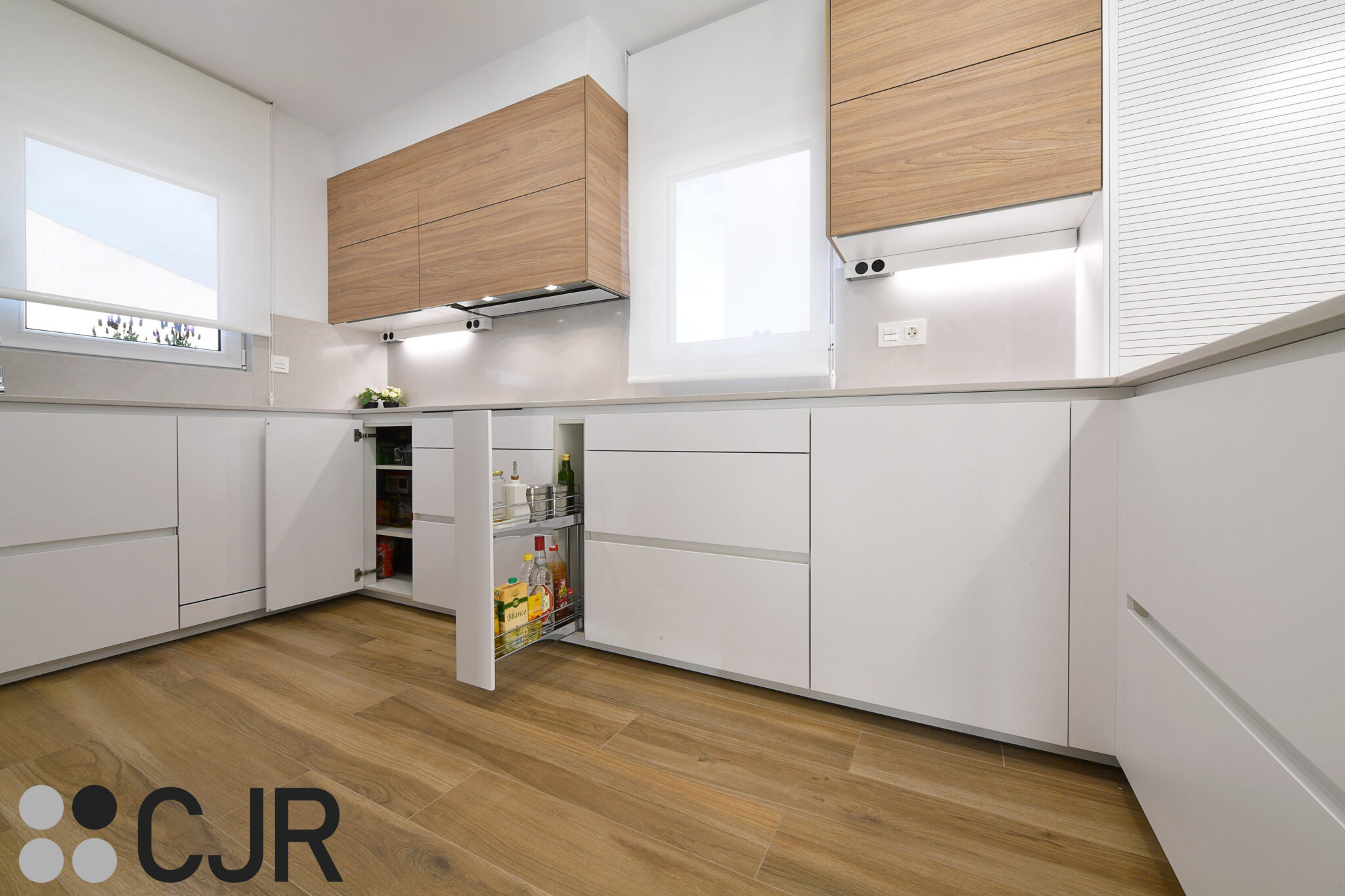 Cocina blanca mate y madera con península CJR | Cocinas CJR Santos