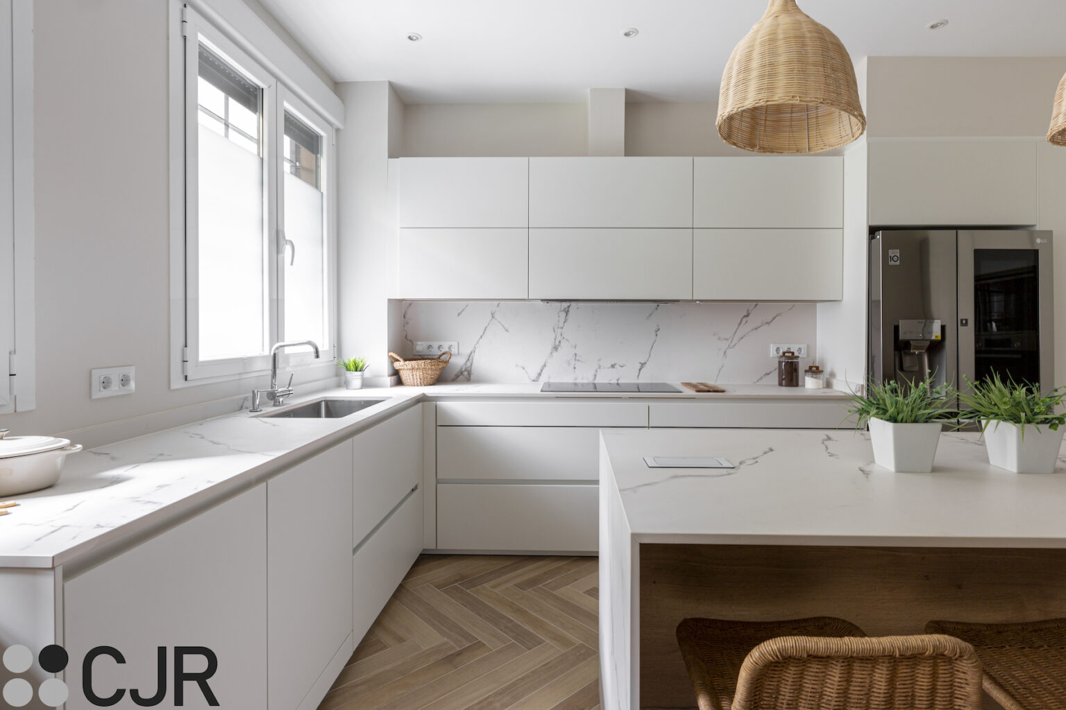 Cocina en BLANCO MATE semiabierta con ISLA COCINA DE REVISTA CJR ...