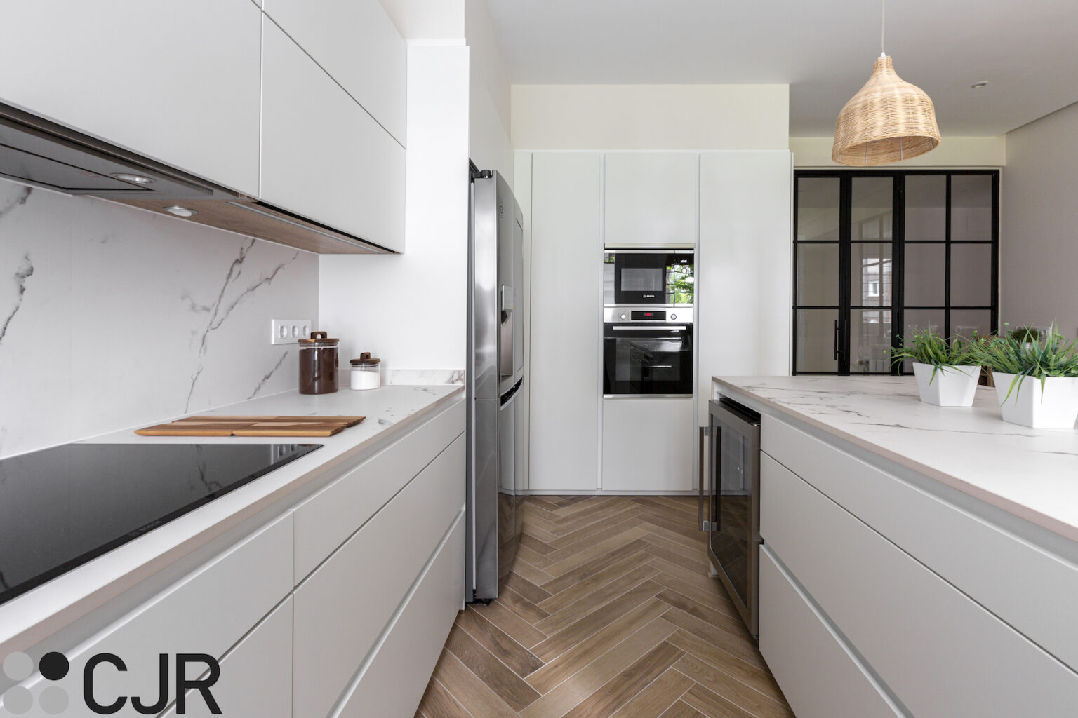 Cocina en BLANCO MATE semiabierta con ISLA COCINA DE REVISTA CJR ...