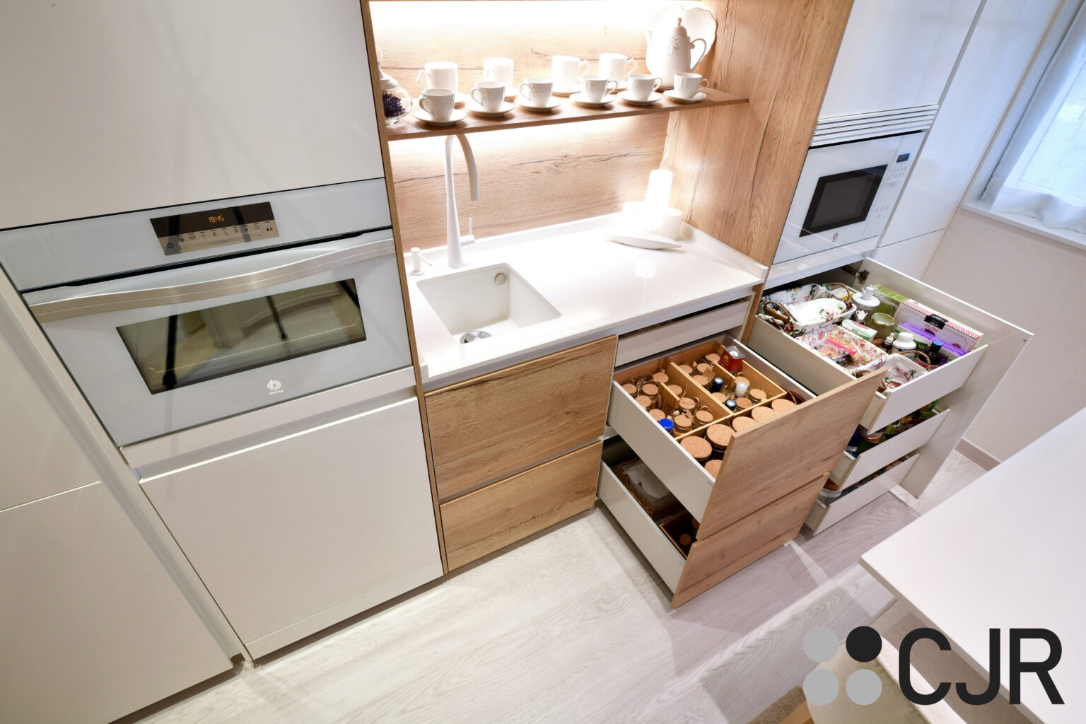 Cocina Pequeña con Peninsula en Blanco brillo y Madera CJR | Cocinas CJR Santos