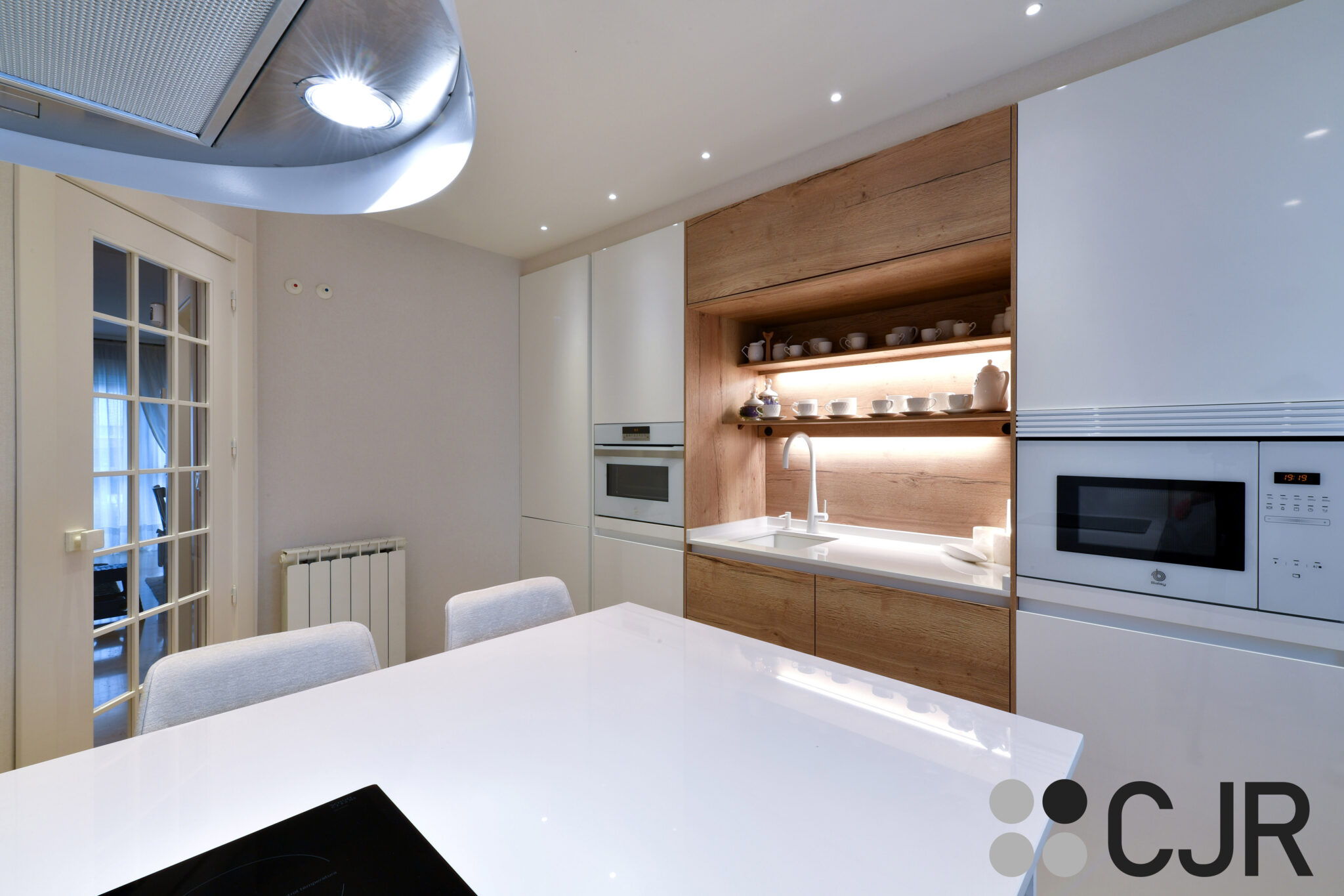 Cocina Pequeña con Peninsula en Blanco brillo y Madera CJR | Cocinas CJR Santos
