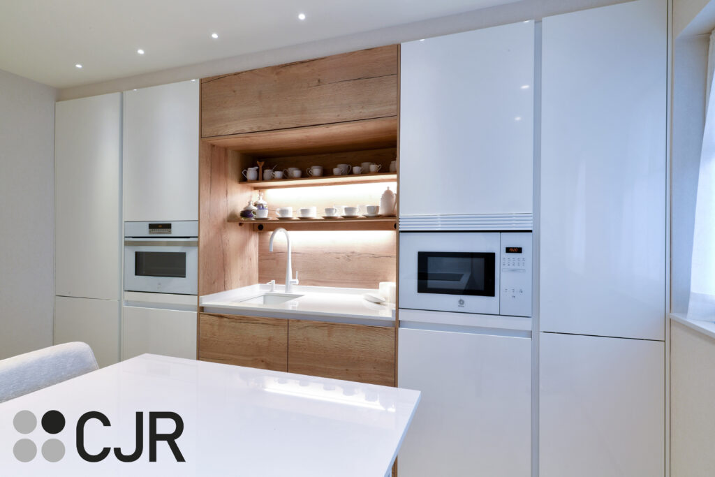 Cocina Pequeña con Peninsula en Blanco brillo y Madera CJR | Cocinas CJR Santos