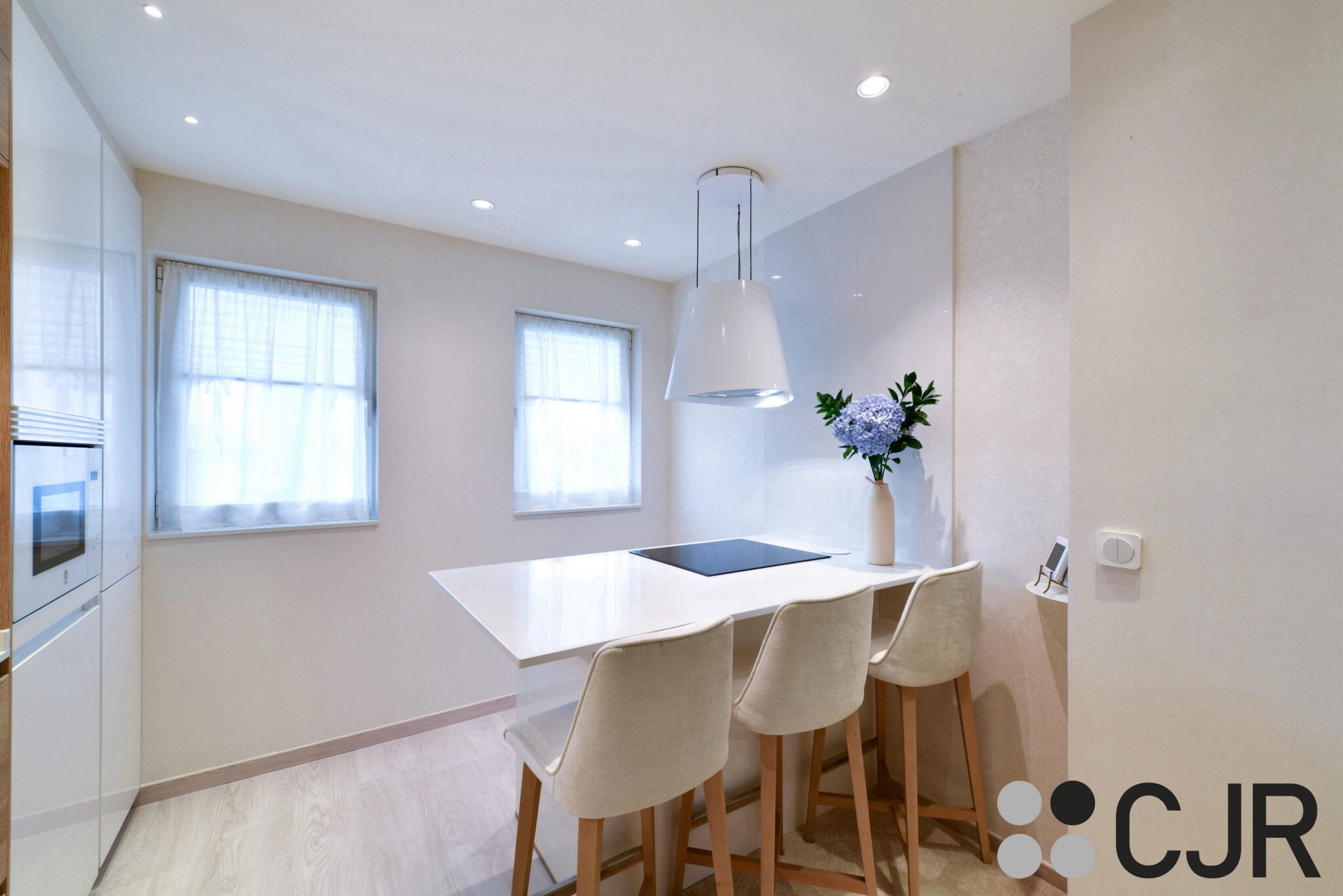 Cocina Pequeña con Peninsula en Blanco brillo y Madera CJR | Cocinas CJR Santos