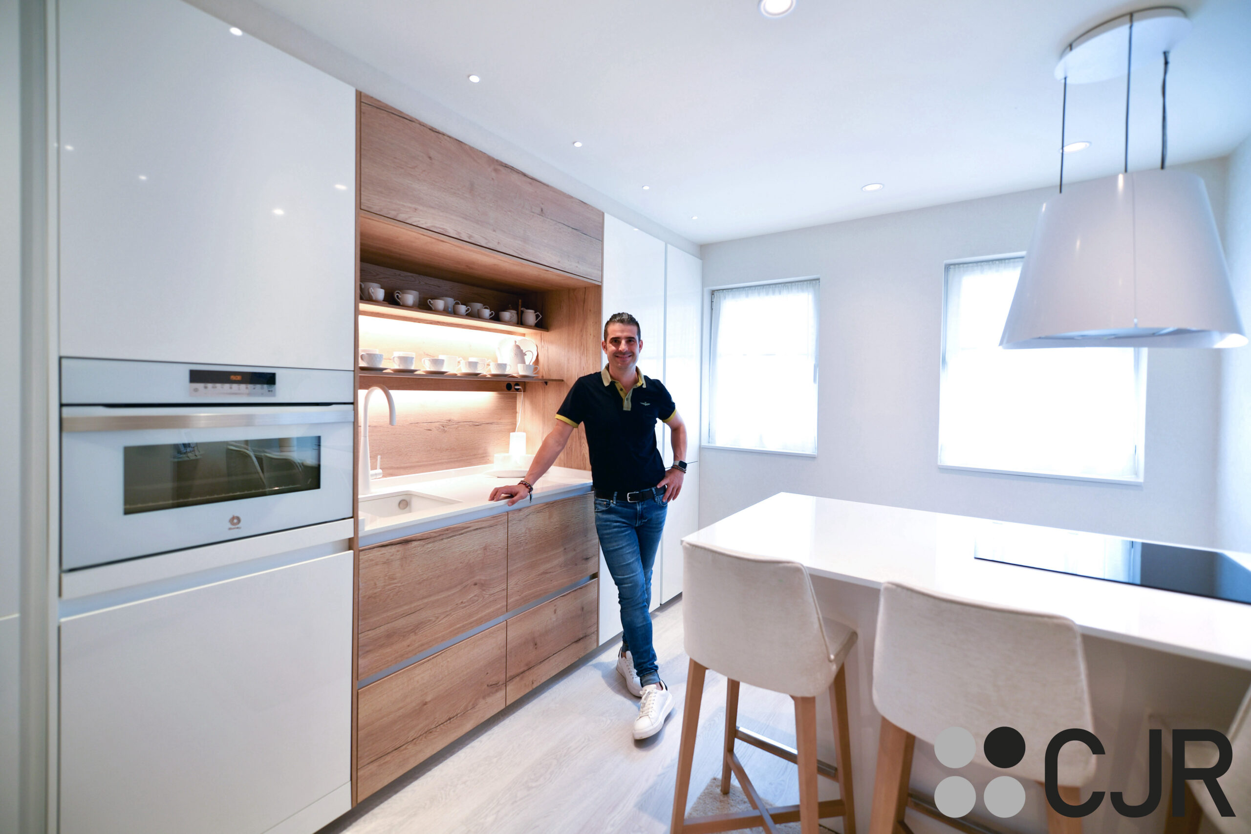 Cocina PEQUEÑA con Peninsula en BLANCO Brillo y MADERA CJR | Cocinas CJR Santos