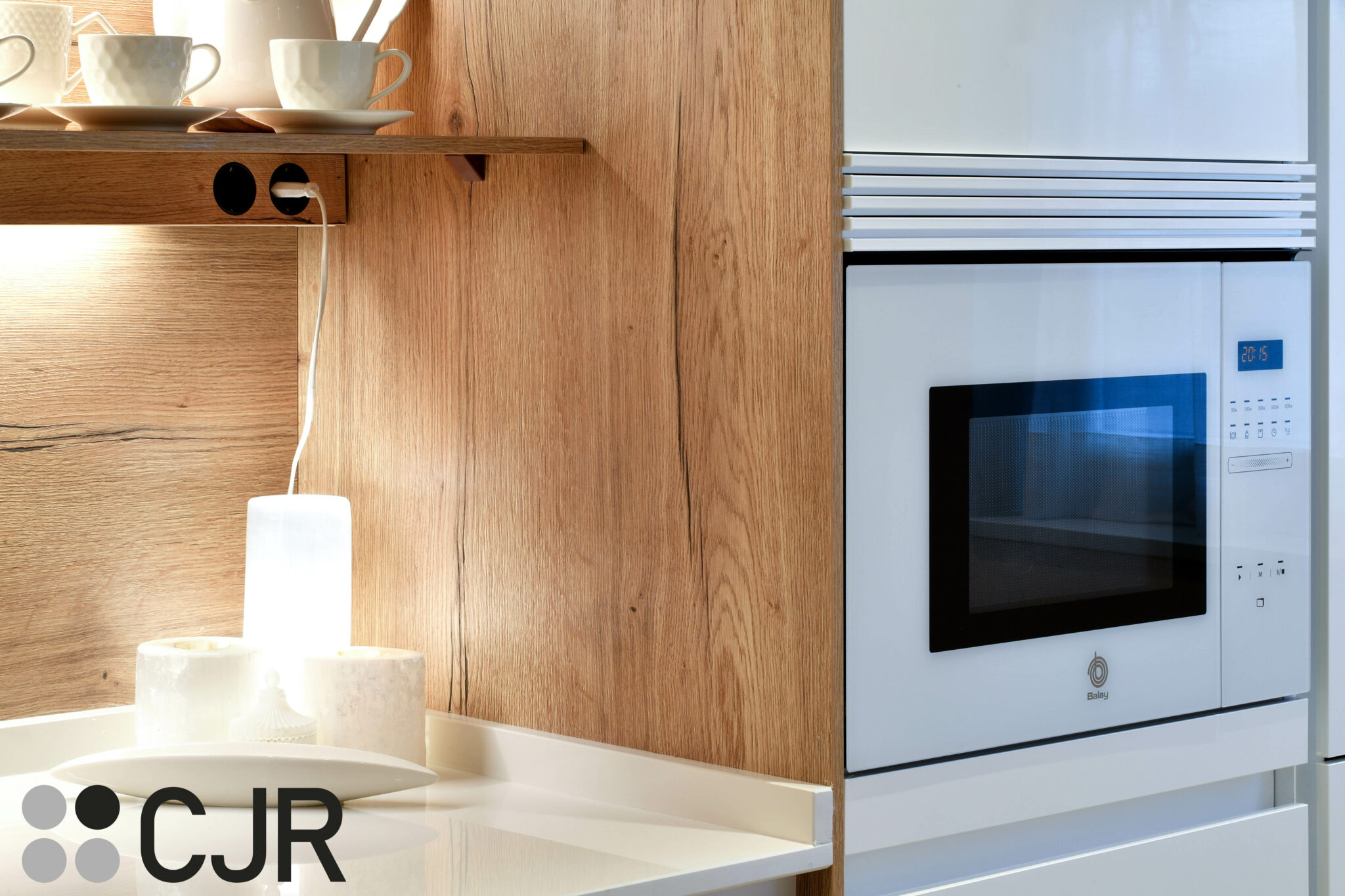 Cocina Pequeña con Peninsula en Blanco brillo y Madera CJR | Cocinas CJR Santos