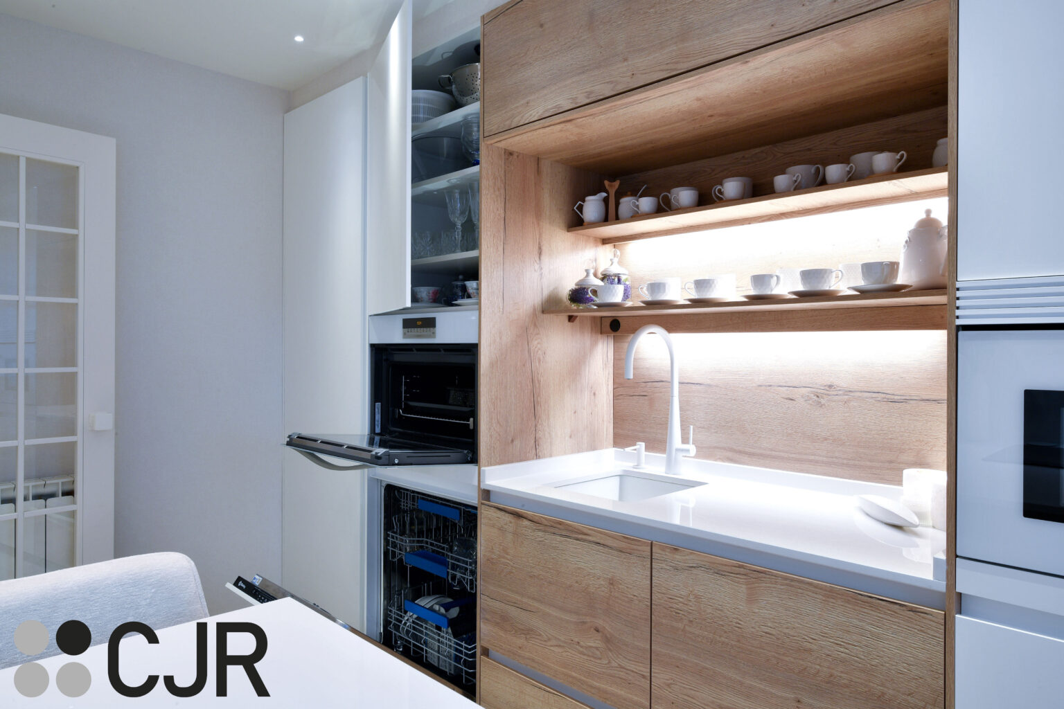 Cocina Pequeña con Peninsula en Blanco brillo y Madera CJR | Cocinas CJR Santos