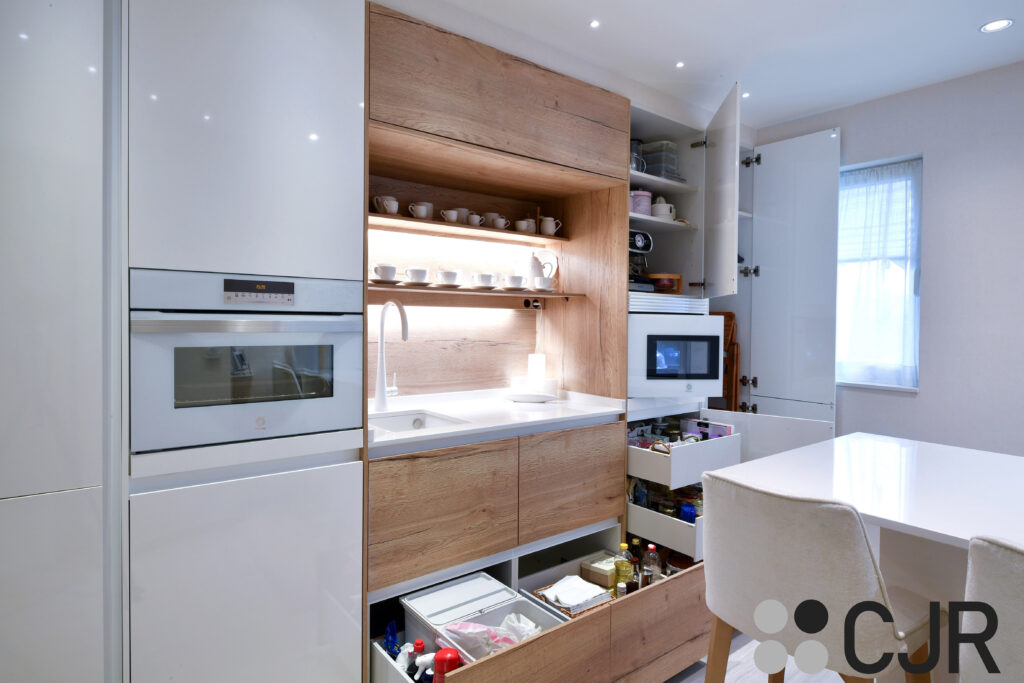 Cocina Pequeña con Peninsula en Blanco brillo y Madera CJR | Cocinas CJR Santos