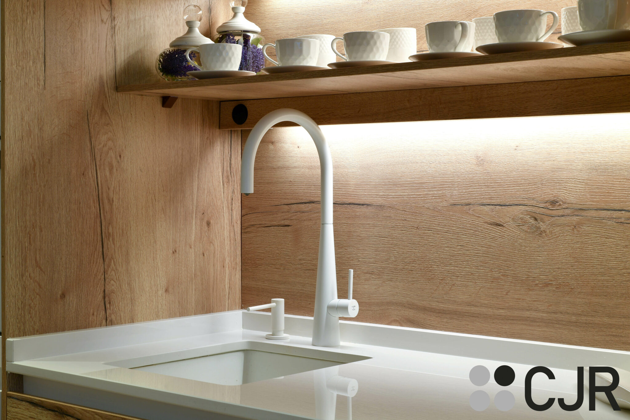 Cocina Pequeña con Peninsula en Blanco brillo y Madera CJR | Cocinas CJR Santos