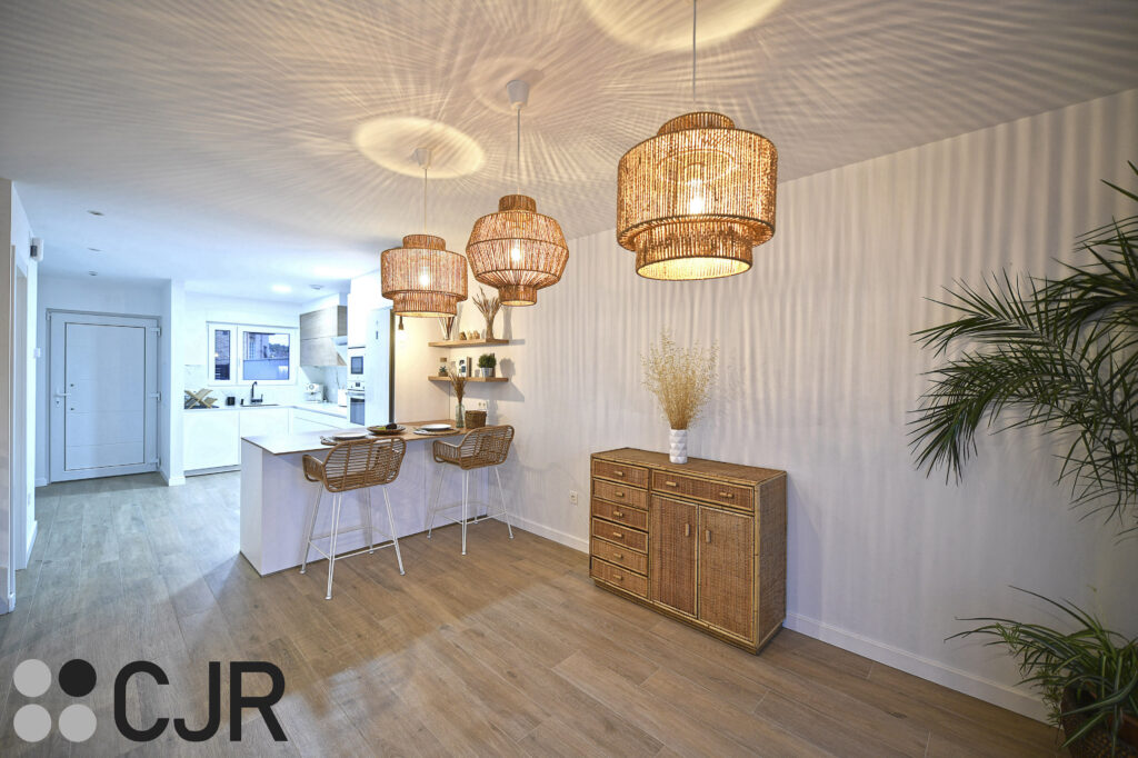 Cocina con peninsula abierta al salon blanca y madera CJR | Cocinas CJR ...