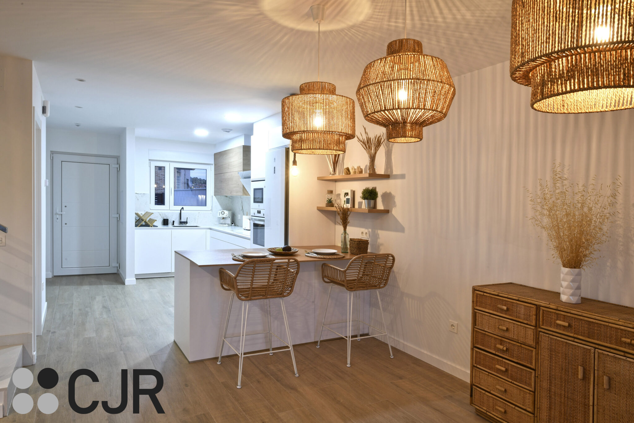 Cocina con peninsula abierta al salon blanca y madera CJR | Cocinas CJR ...