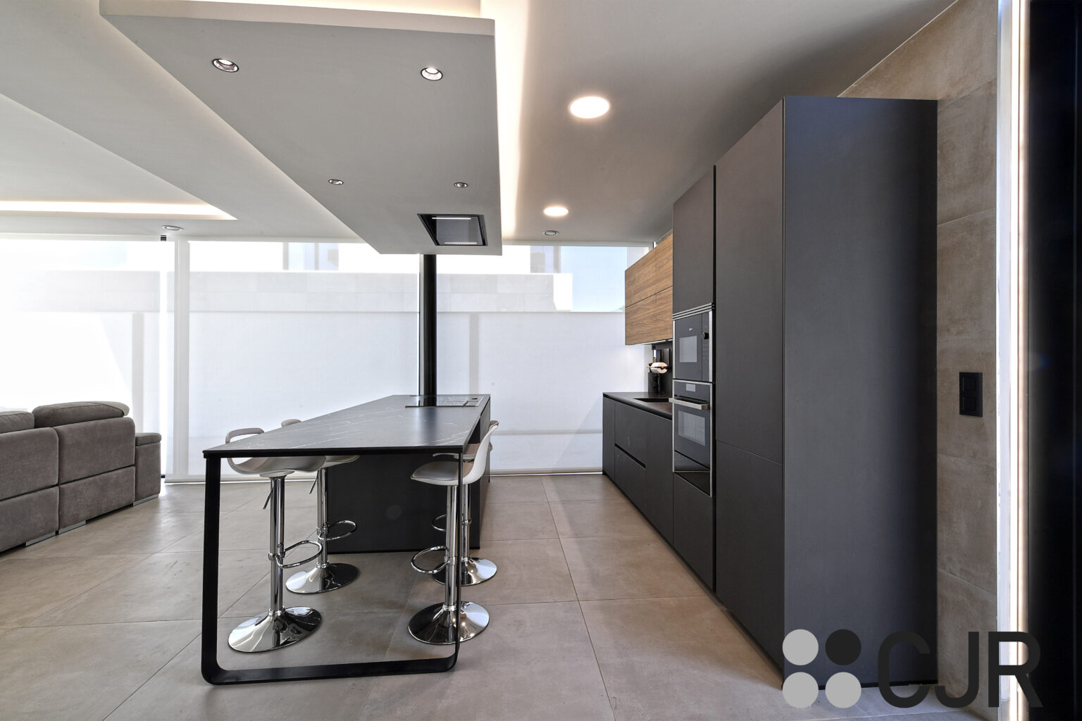 Cocina abierta con isla gris y madera CJR | Cocinas CJR Santos