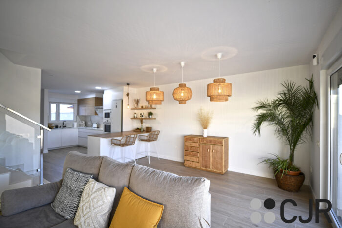 Cocina con peninsula abierta al salon blanca y madera CJR | Cocinas CJR ...