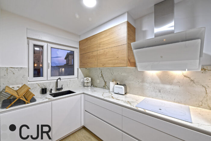 Cocina con peninsula abierta al salon blanca y madera CJR | Cocinas CJR Santos