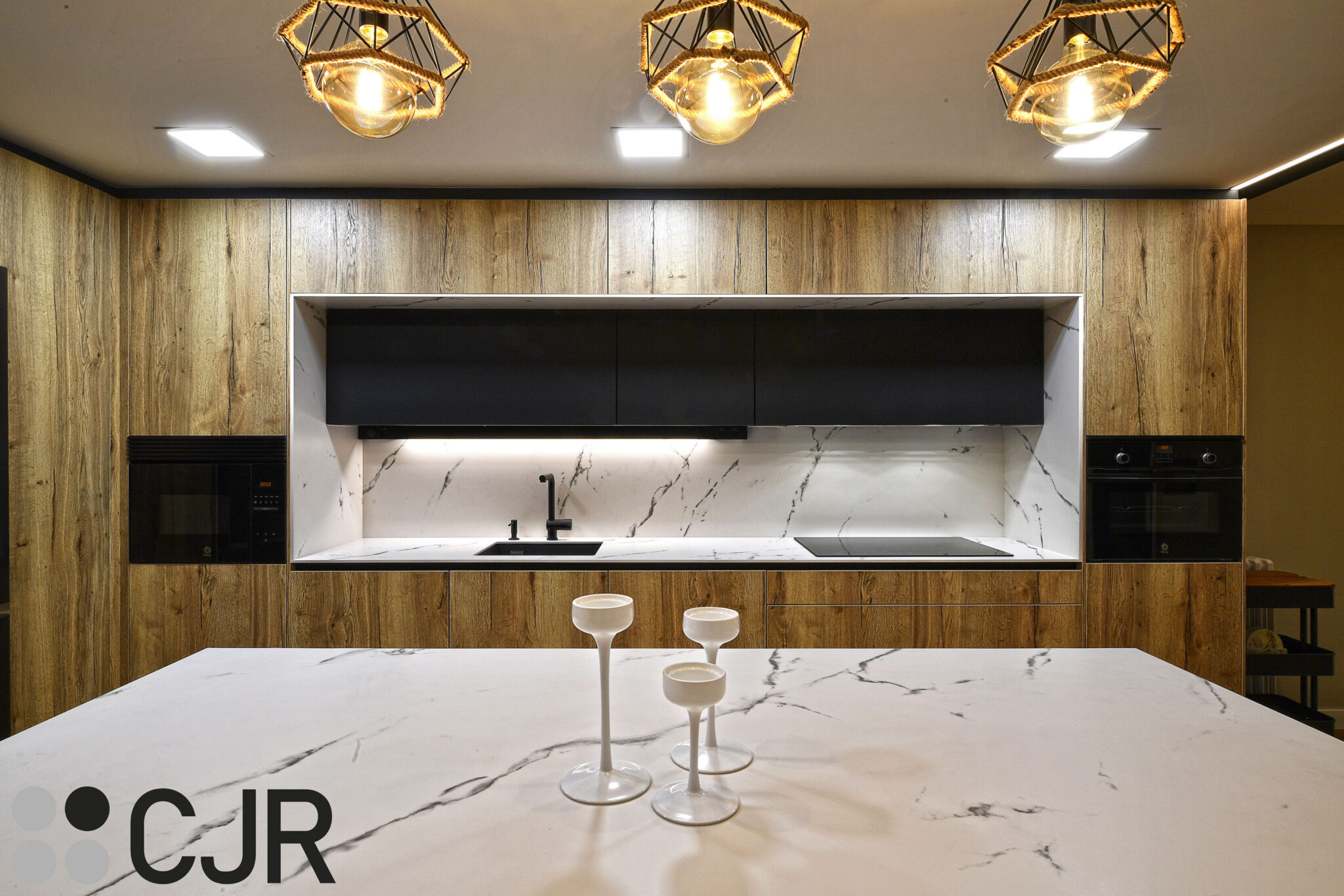 Cocinas madera y negras mate con isla Dekton Kairos CJR | Cocinas CJR Santos