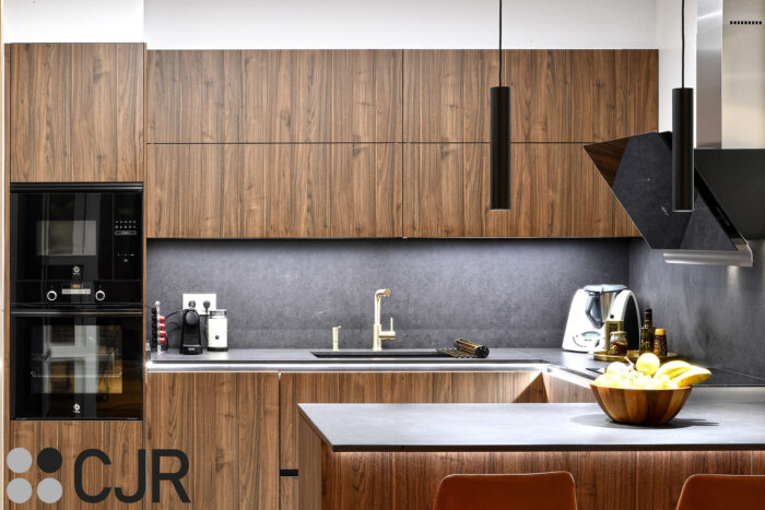 Cocina negra y madera semiabierta con peninsula CJR | Cocinas CJR Santos