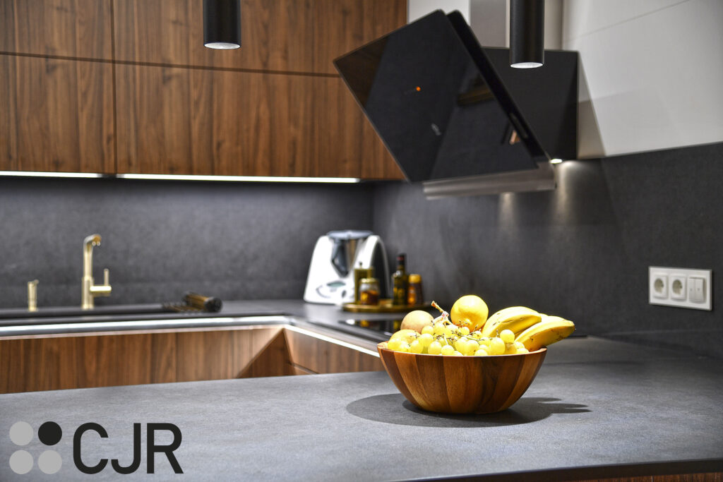 Cocina negra y madera semiabierta con peninsula CJR | Cocinas CJR Santos