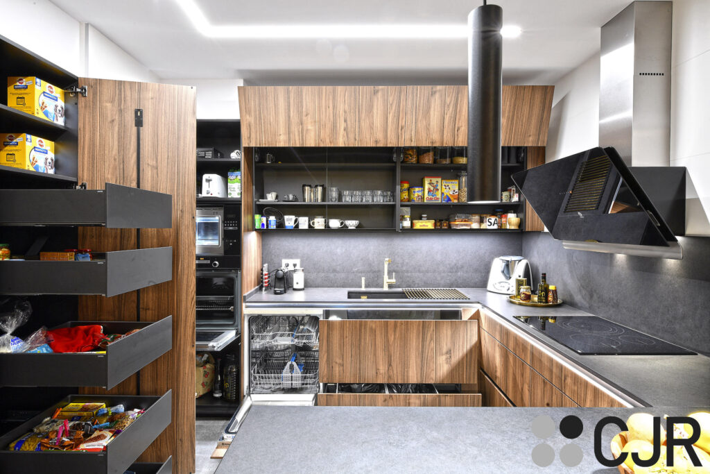Cocina negra y madera semiabierta con peninsula CJR | Cocinas CJR Santos