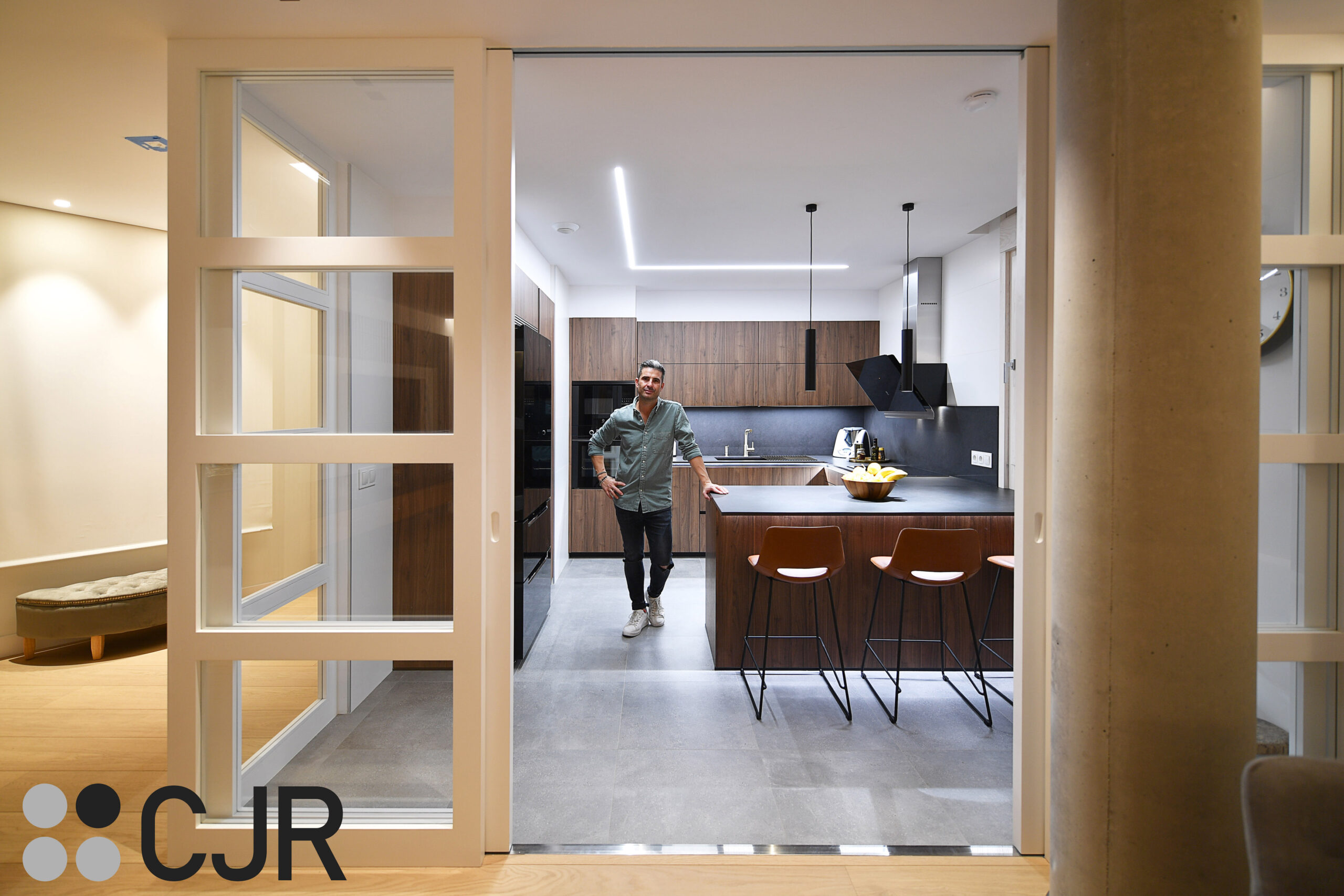 Cocina negra y madera semiabierta con peninsula CJR | Cocinas CJR Santos