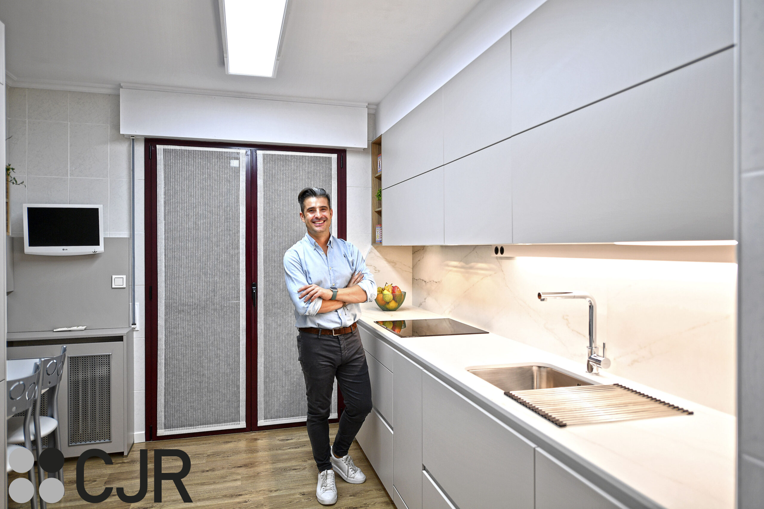 Cocinas cashmere en paralelo con mesa CJR | Cocinas CJR Santos