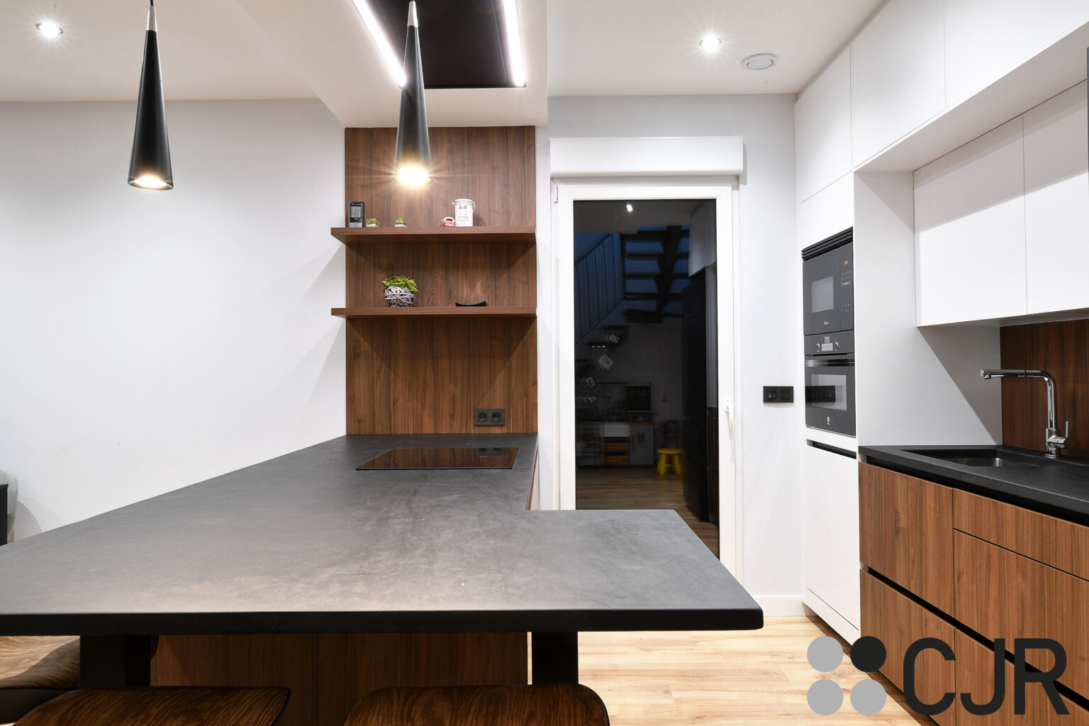 Cocina pequeña abierta al salon con peninsula CJR | Cocinas CJR Santos