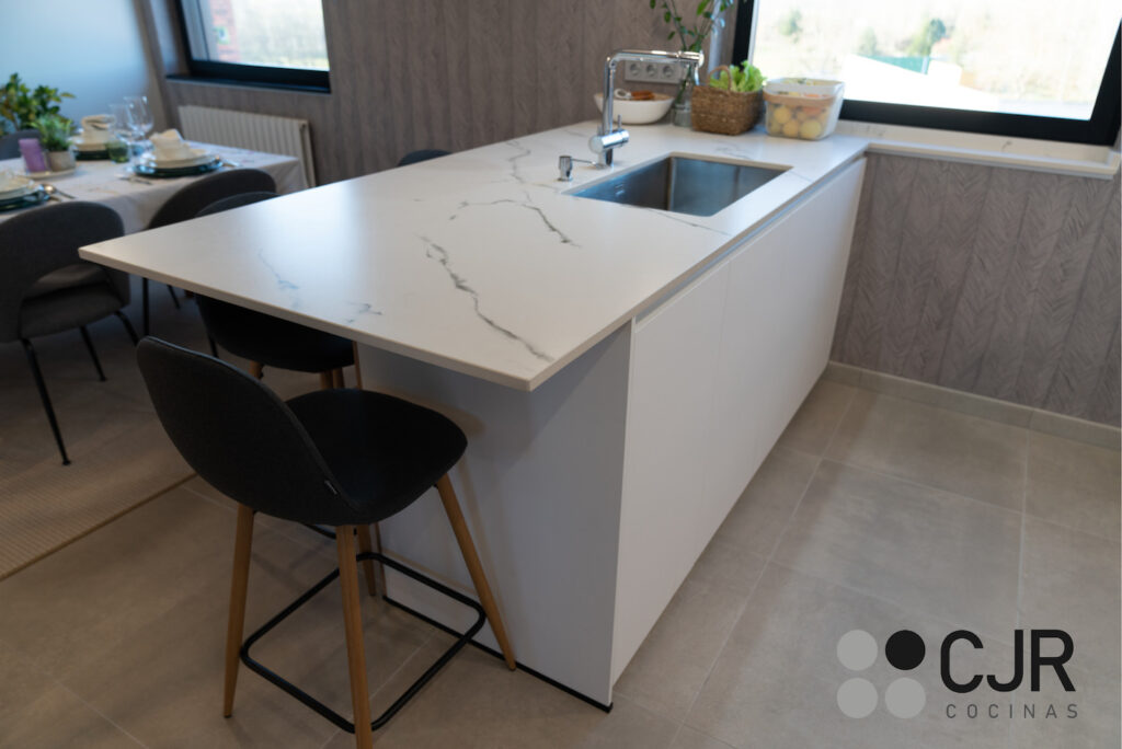 Cocinas en blanco y madera con peninsula Dekton Kairos CJR | Cocinas CJR Santos