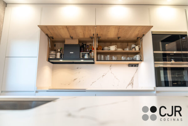 Cocinas en blanco y madera con peninsula Dekton Kairos CJR | Cocinas CJR Santos