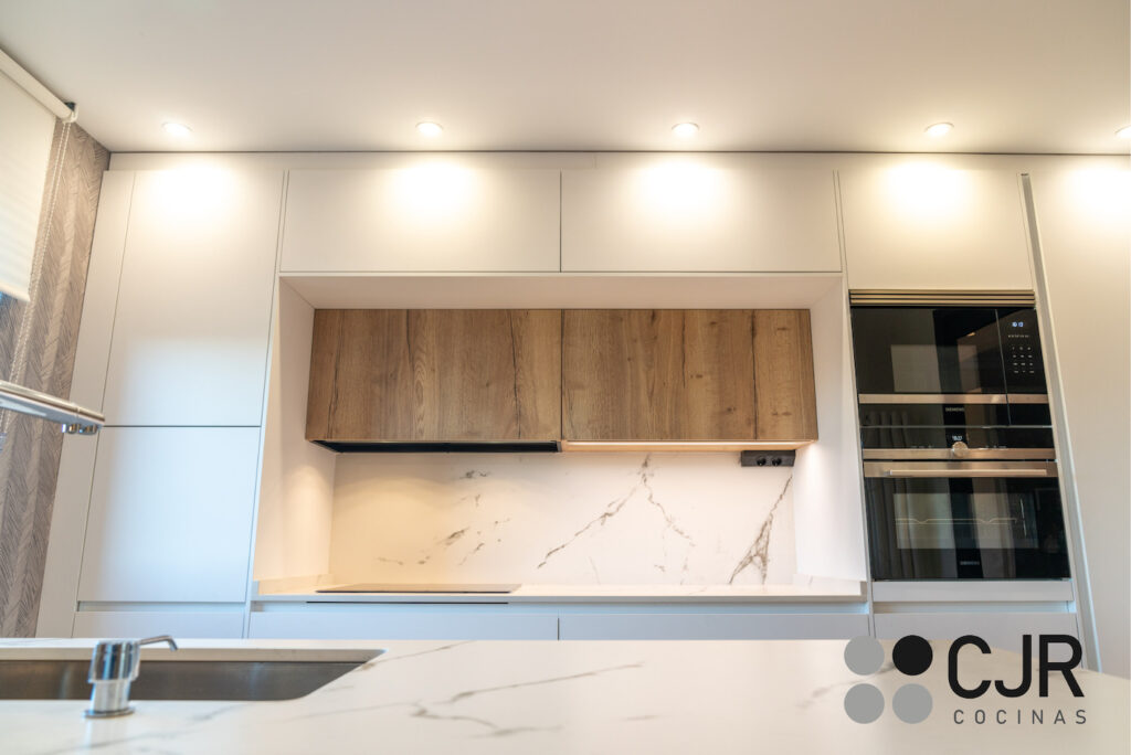 Cocinas en blanco y madera con peninsula Dekton Kairos CJR | Cocinas CJR Santos