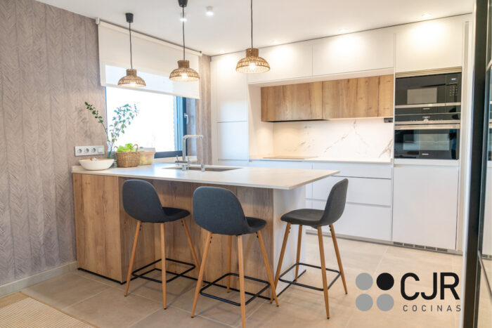 Cocinas en blanco y madera con peninsula Dekton Kairos CJR | Cocinas CJR Santos
