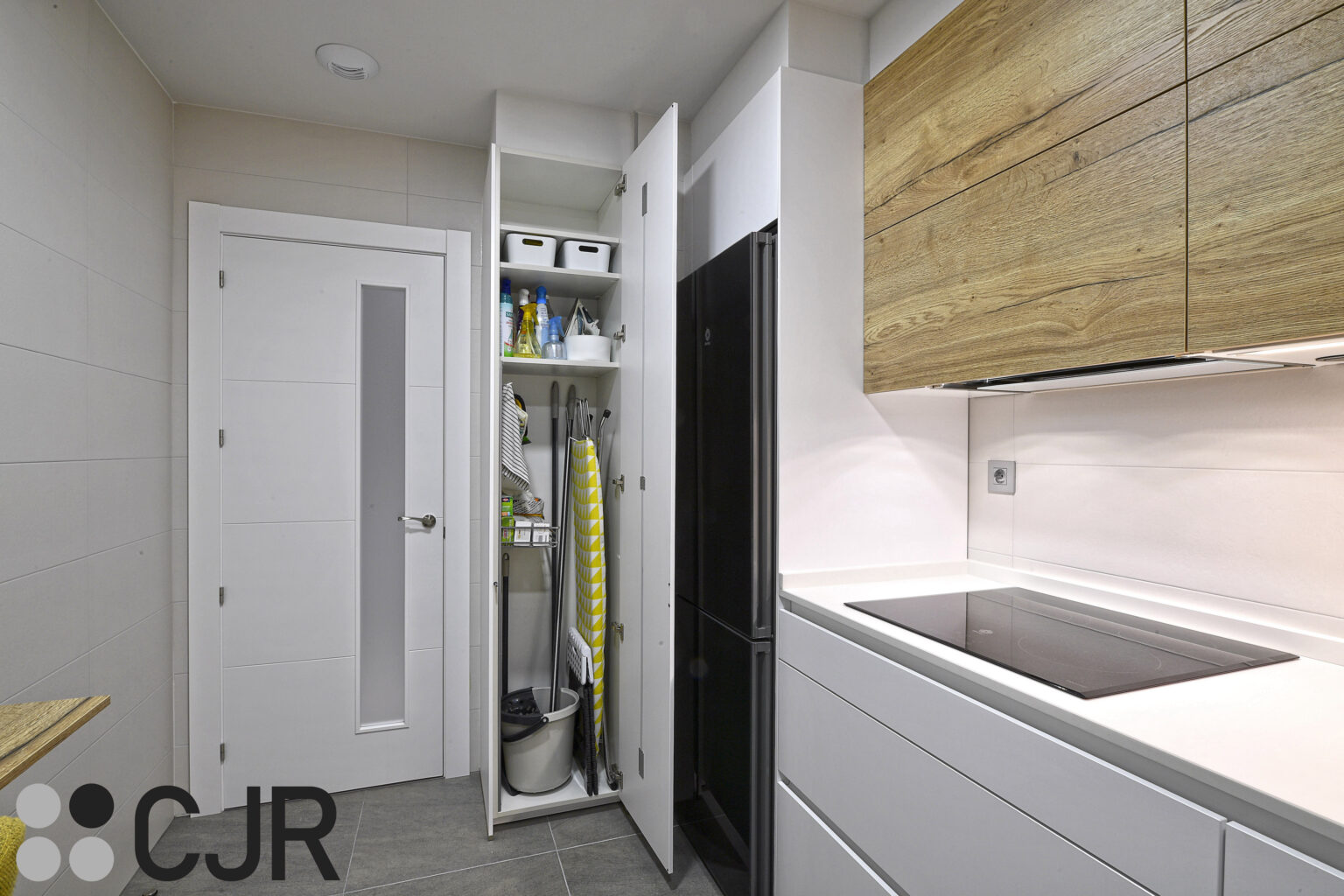 Cocina estrecha y larga blanca y madera con barra CJR | Cocinas CJR Santos