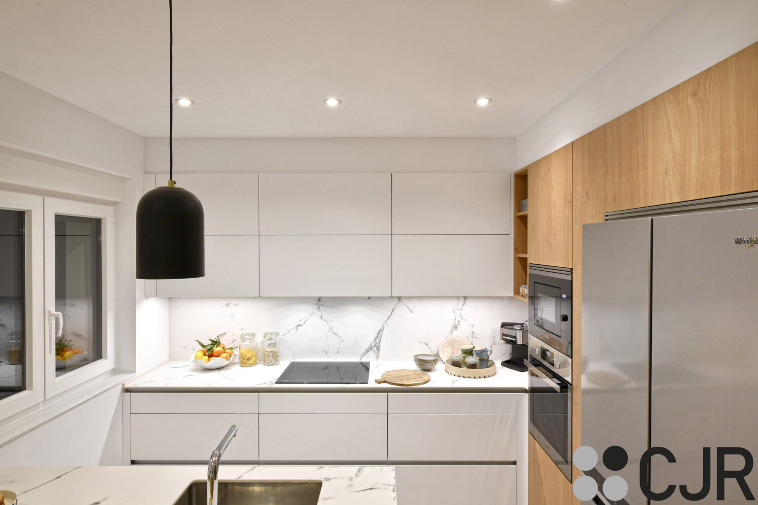 Cocina pequeña blanca y madera con peninsula Dekton Kairos CJR ...