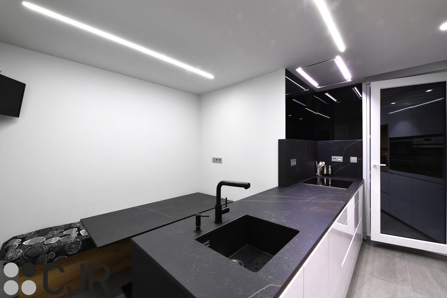 Cocinas Modernas Blanco Brillo con Peninsula y Mesa Dekton Kelya CJR ...
