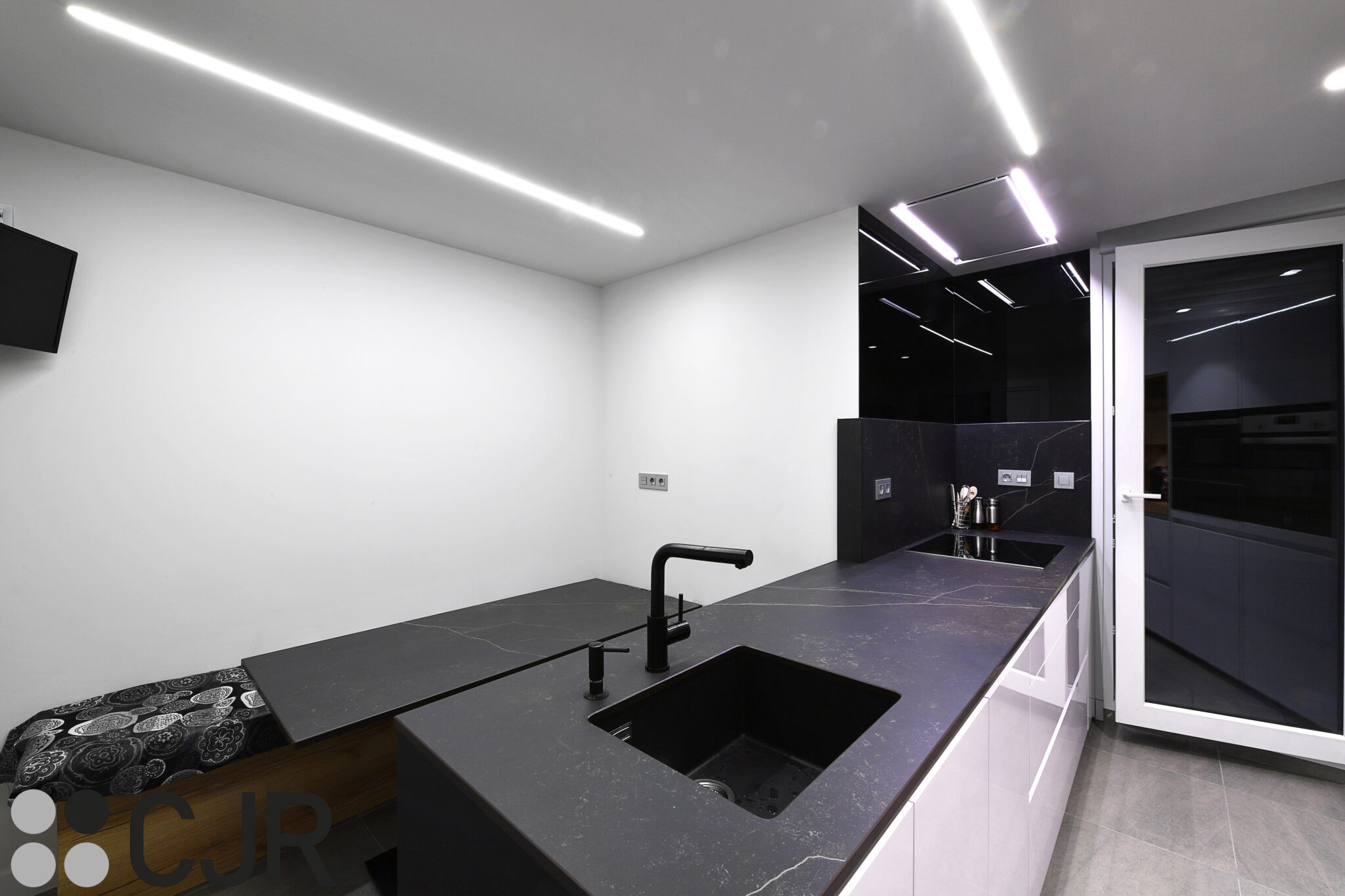 Cocinas Modernas Blanco Brillo con Peninsula y Mesa Dekton Kelya CJR ...