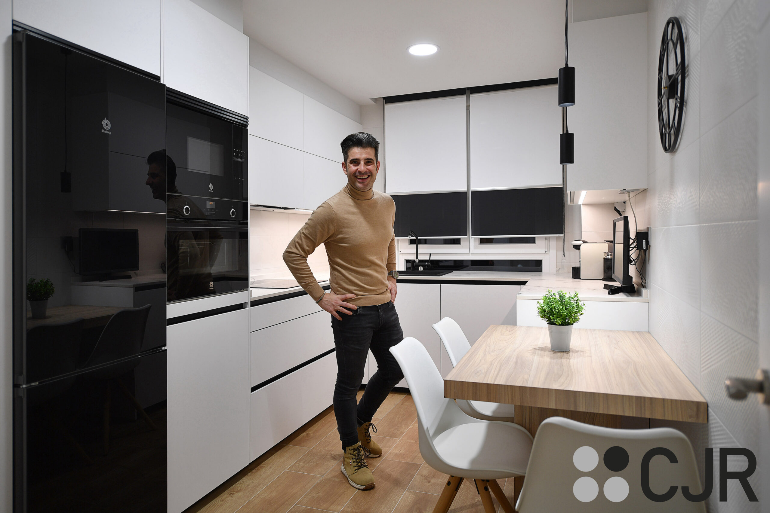 Cocina pequeña blanca dekton kairos en U con mesa CJR | Cocinas CJR Santos