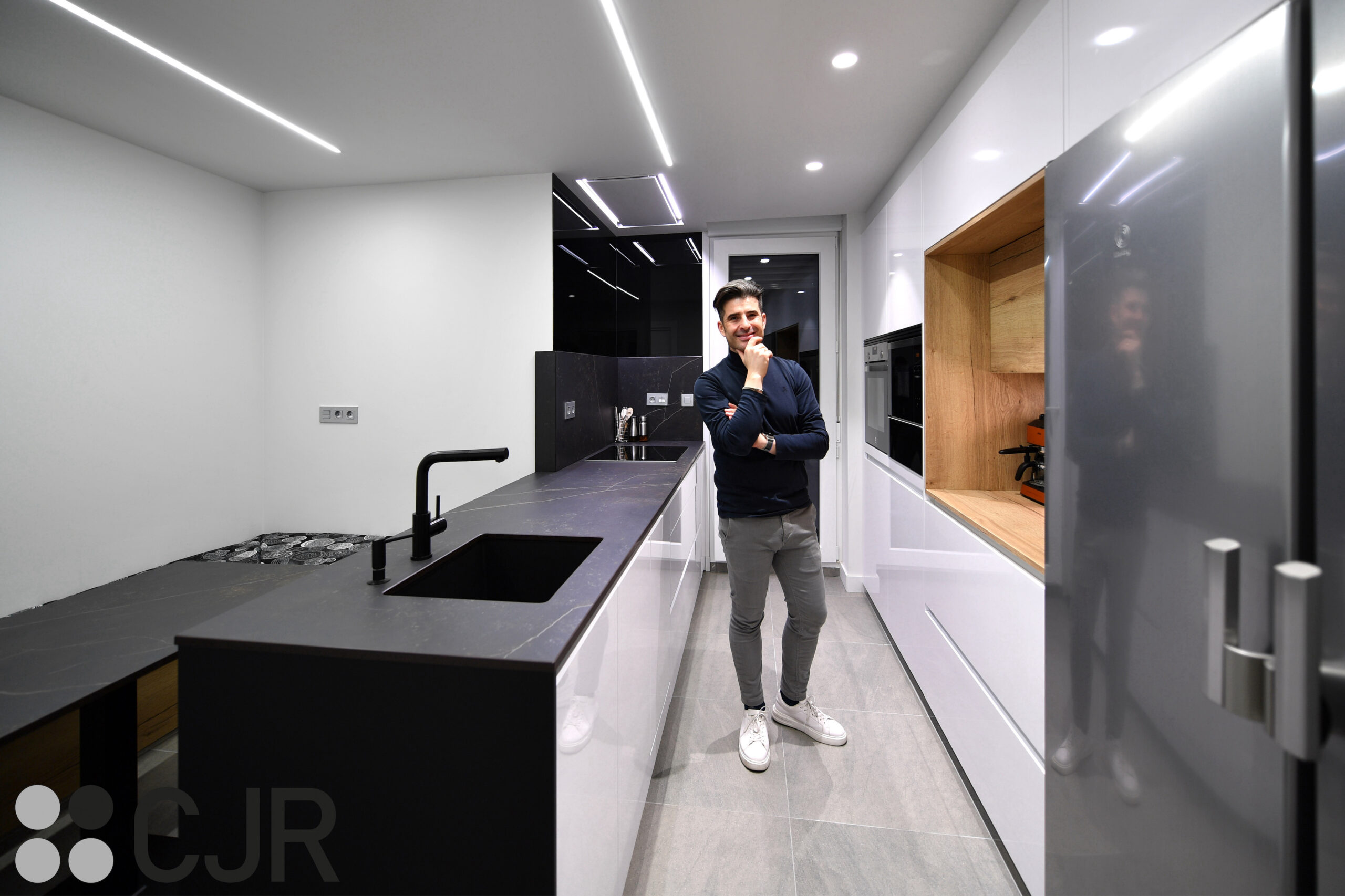 Cocinas Modernas Blanco Brillo con Peninsula y Mesa Dekton Kelya CJR ...