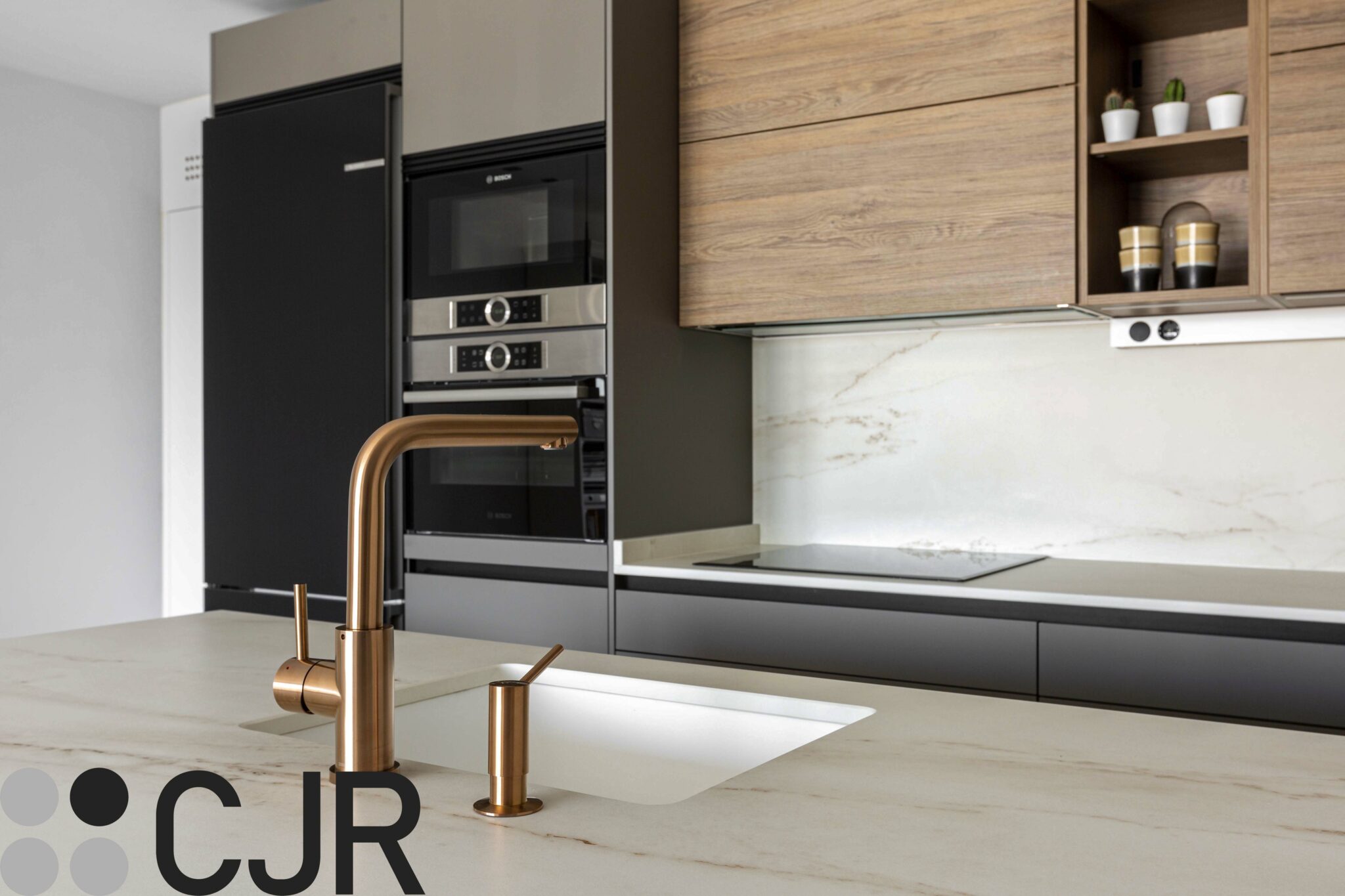 Cocinas PEQUEÑAS abiertas EN U grises y madera CJR | Cocinas CJR Santos