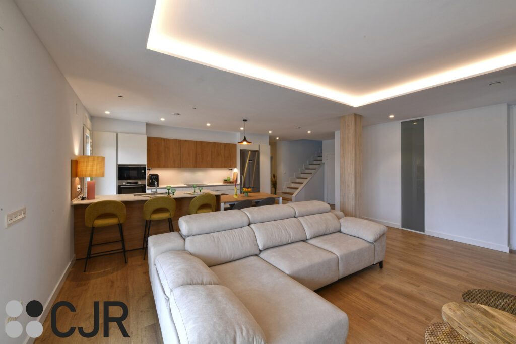 Cocina ABIERTA con PENINSULA y MESA Blanca y Madera CJR | Cocinas CJR ...