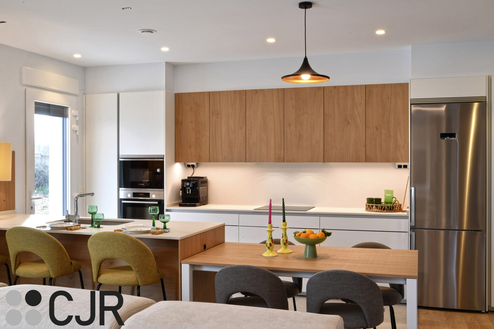 Cocina ABIERTA con PENINSULA y MESA Blanca y Madera CJR | Cocinas CJR ...