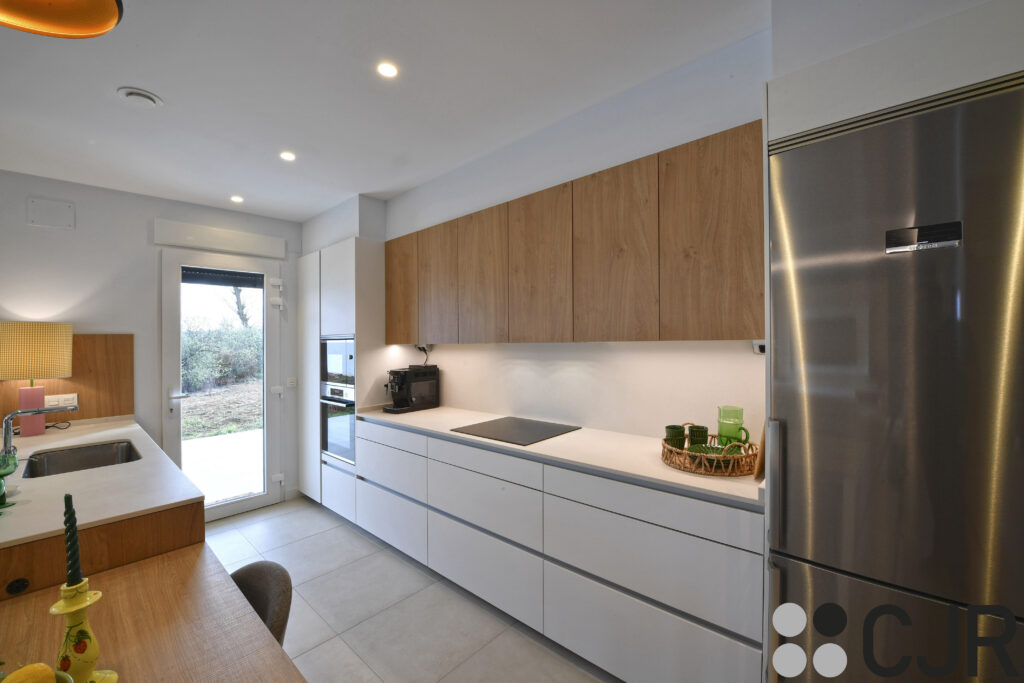 Cocina ABIERTA con PENINSULA y MESA Blanca y Madera CJR | Cocinas CJR Santos