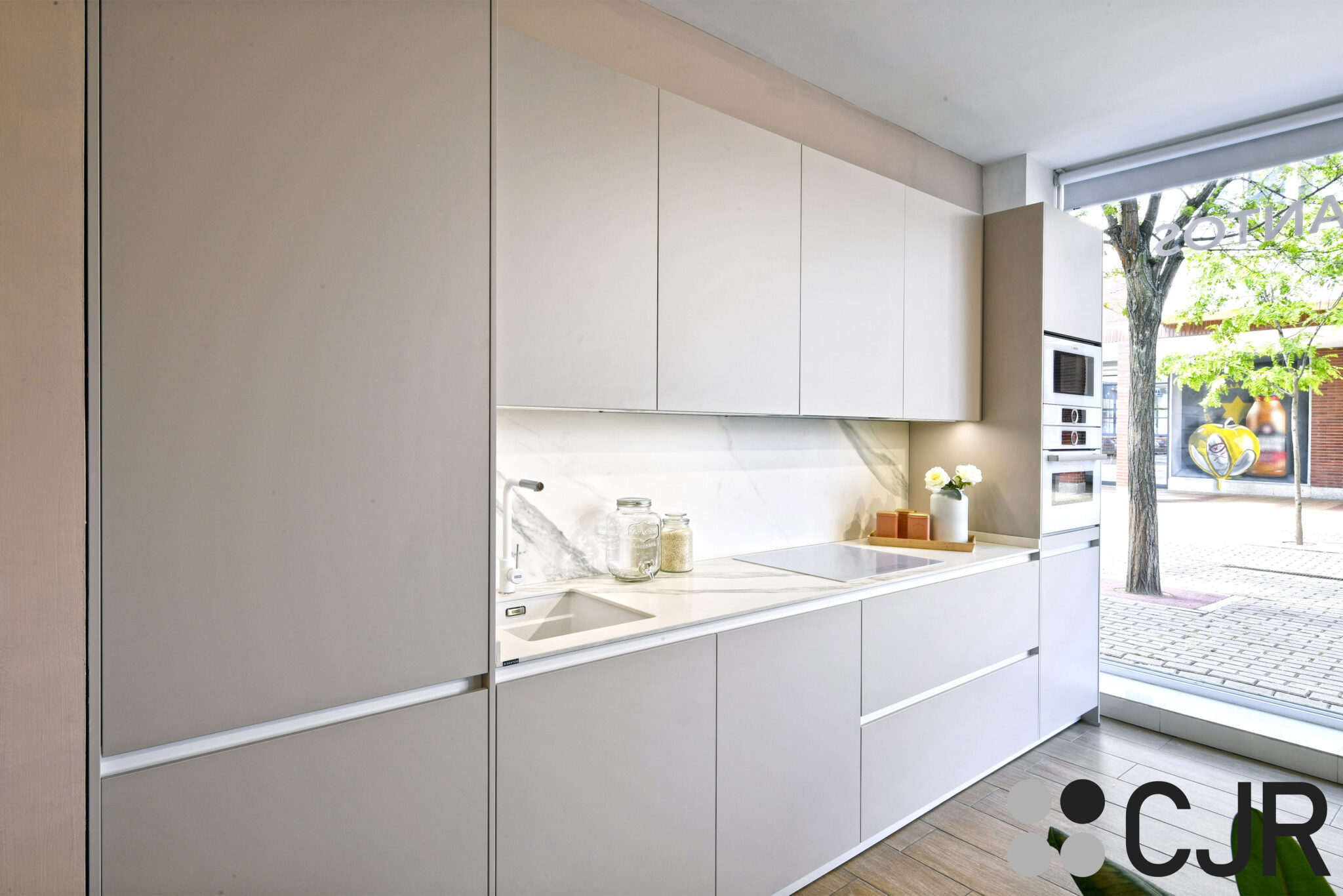 Cocina cashmere pequeña y Dekton Opera CJR | Cocinas CJR Santos