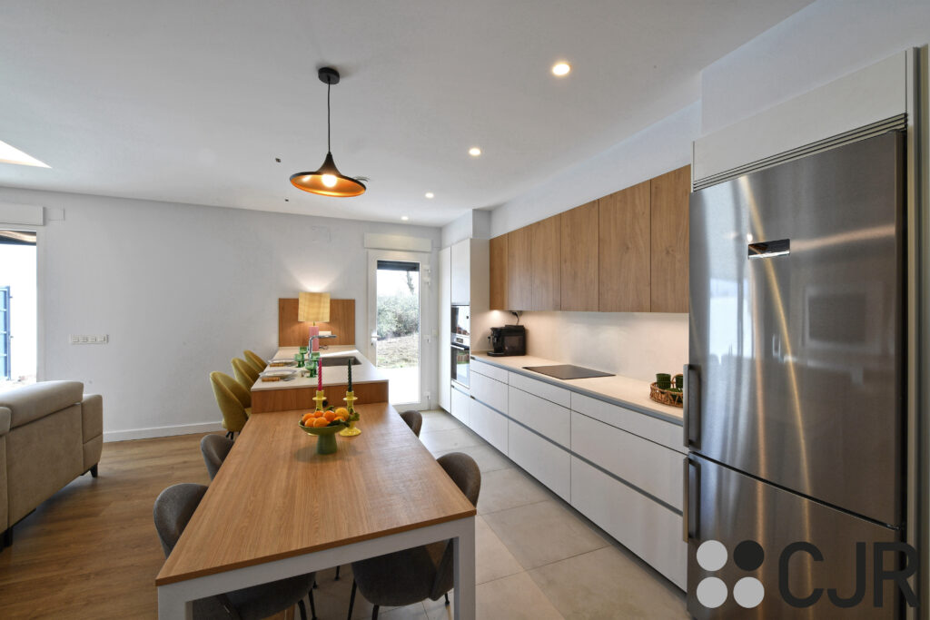 Cocina ABIERTA con PENINSULA y MESA Blanca y Madera CJR | Cocinas CJR Santos