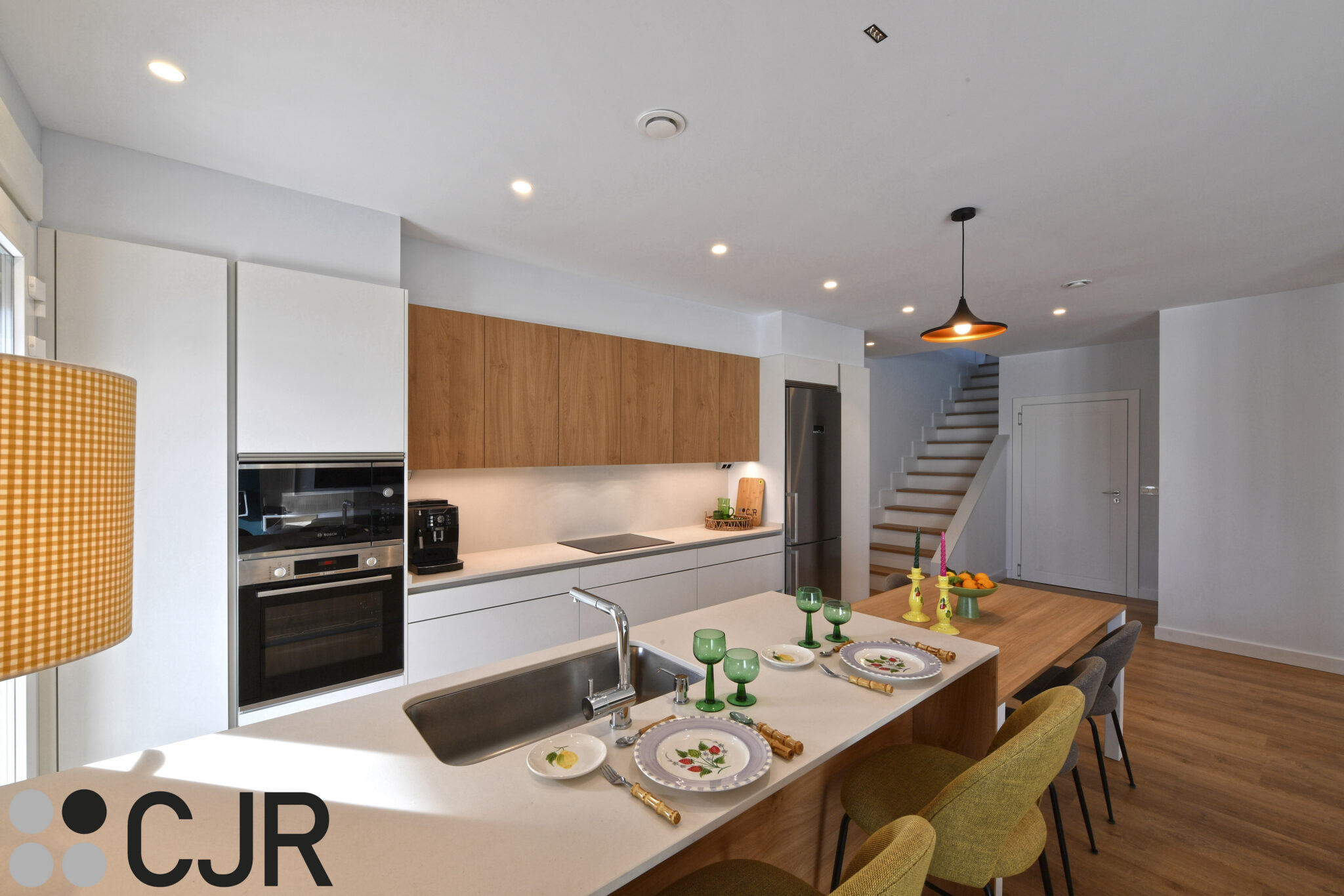 Cocina ABIERTA con PENINSULA y MESA Blanca y Madera CJR | Cocinas CJR ...