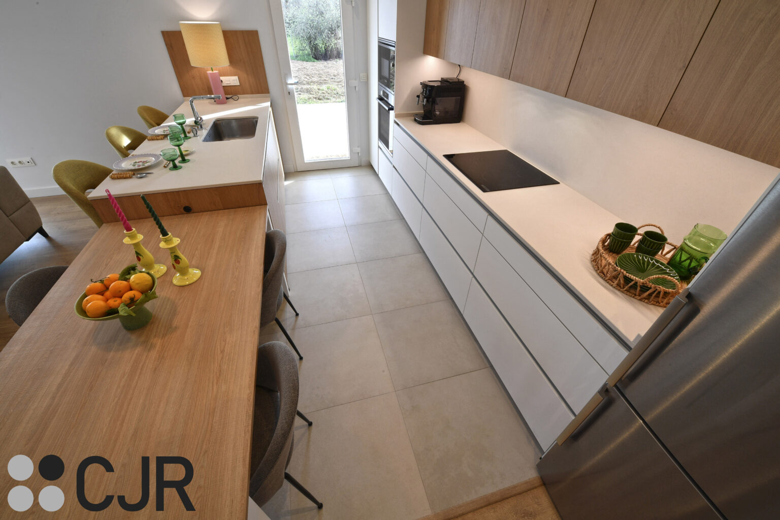 Cocina ABIERTA con PENINSULA y MESA Blanca y Madera CJR | Cocinas CJR ...