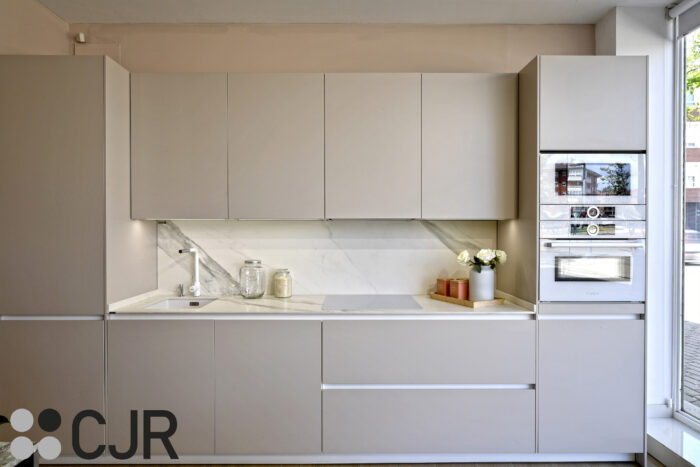 Cocina cashmere pequeña y Dekton Opera CJR | Cocinas CJR Santos