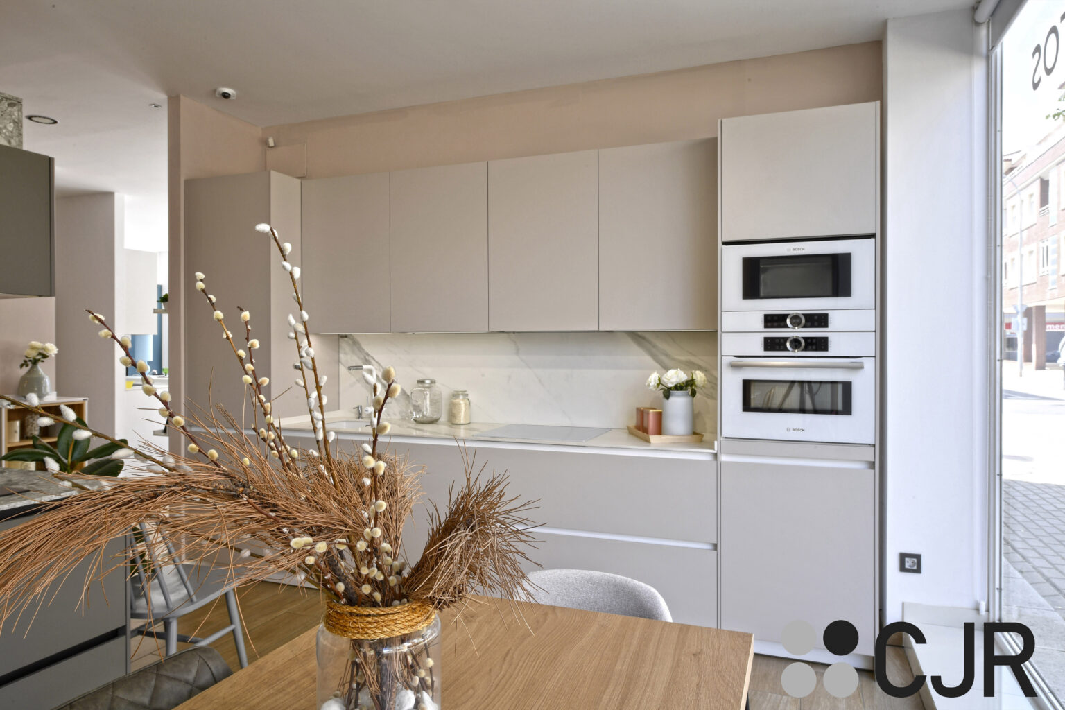 Cocina cashmere pequeña y Dekton Opera CJR | Cocinas CJR Santos