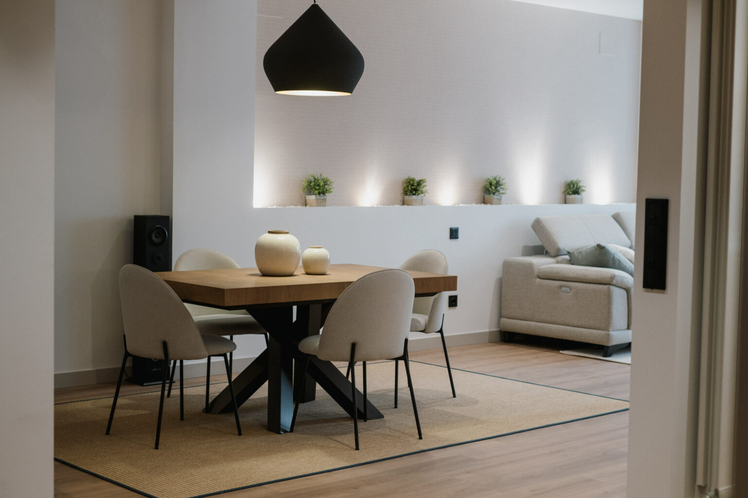 PISO Totalmente REFORMADO por John Te Lo Busca y Cocina Moderna con ...